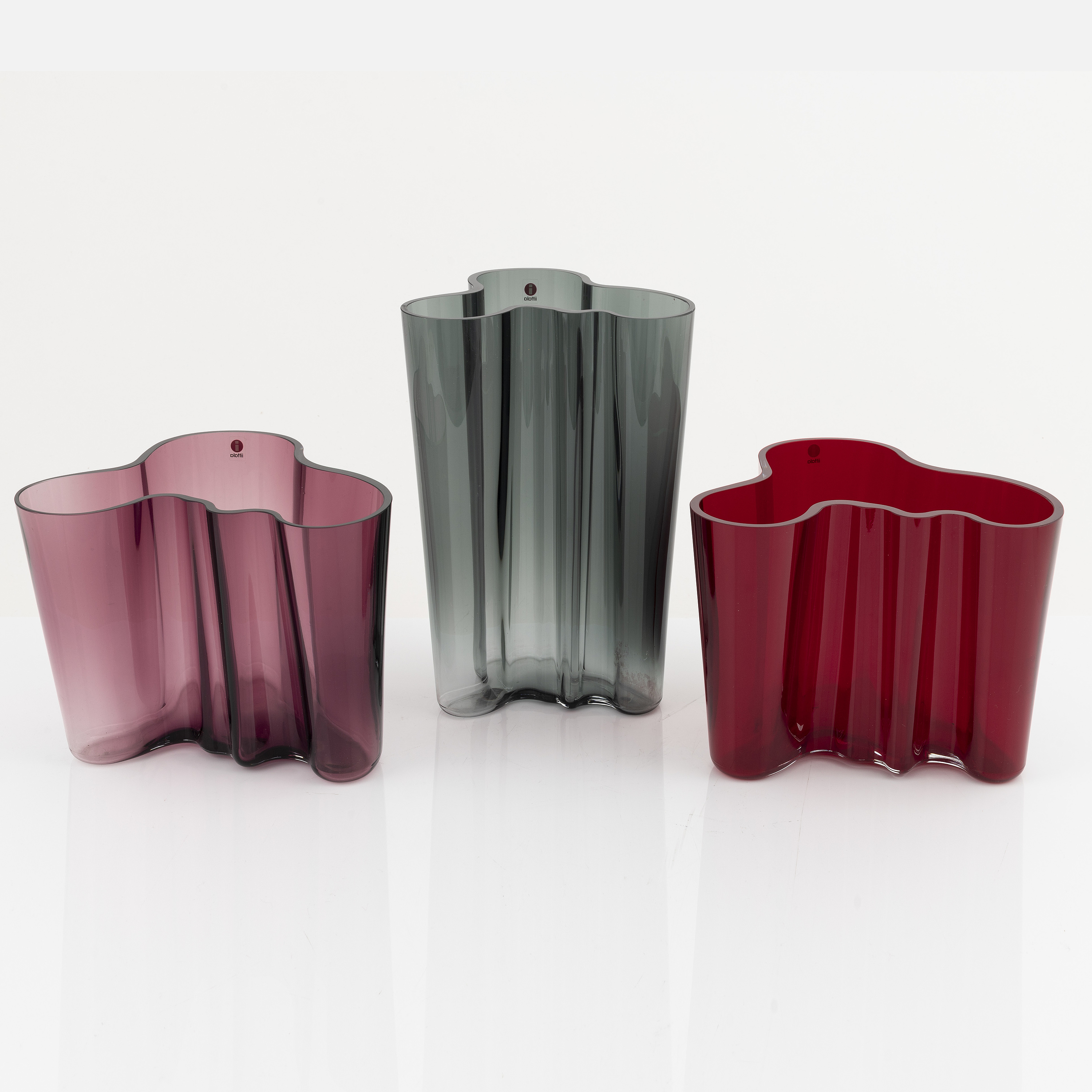 Alvar Aalto, three glass vases, 'Savoy', Iittala, Finland. - Bukowskis