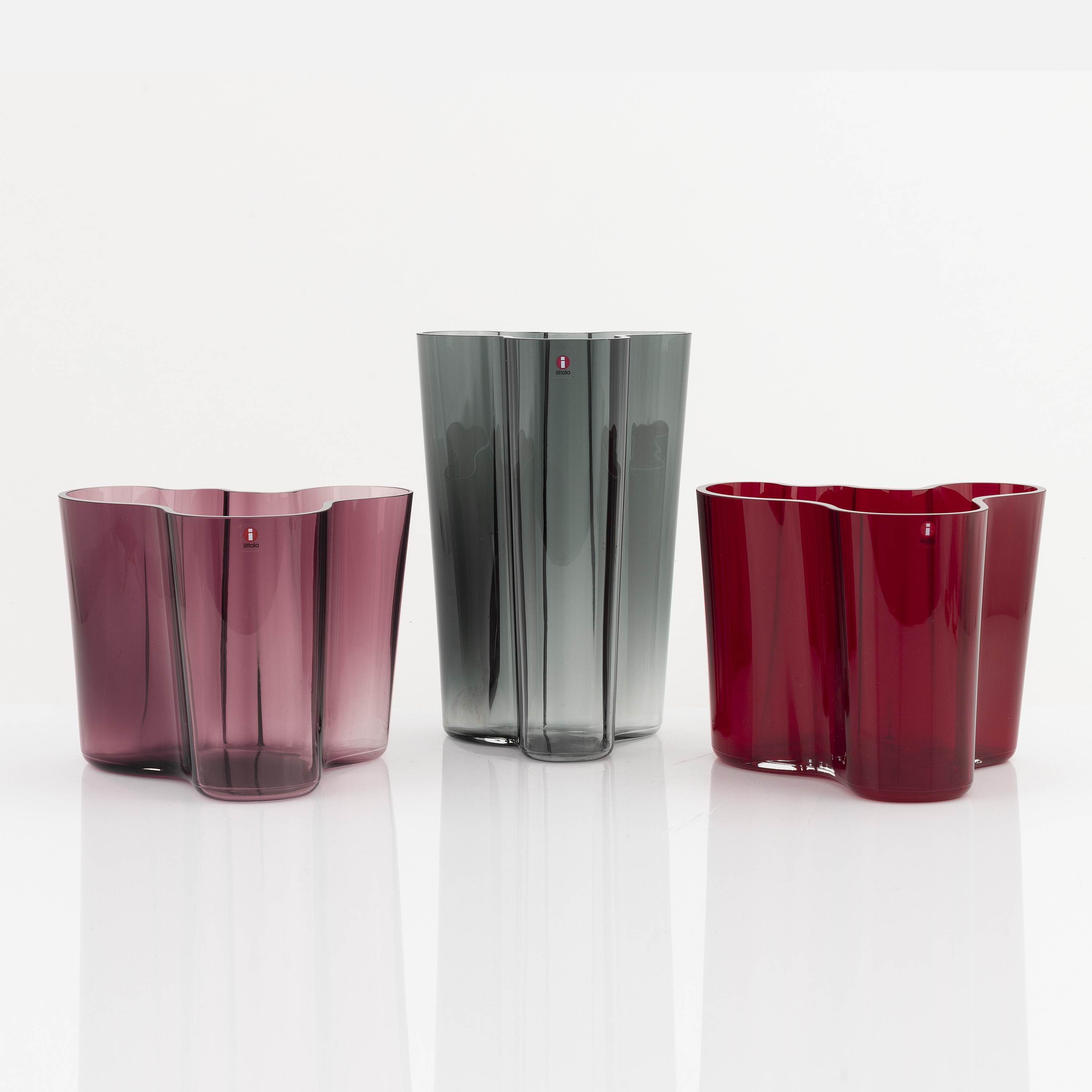 Alvar Aalto, three glass vases, 'Savoy', Iittala, Finland. - Bukowskis