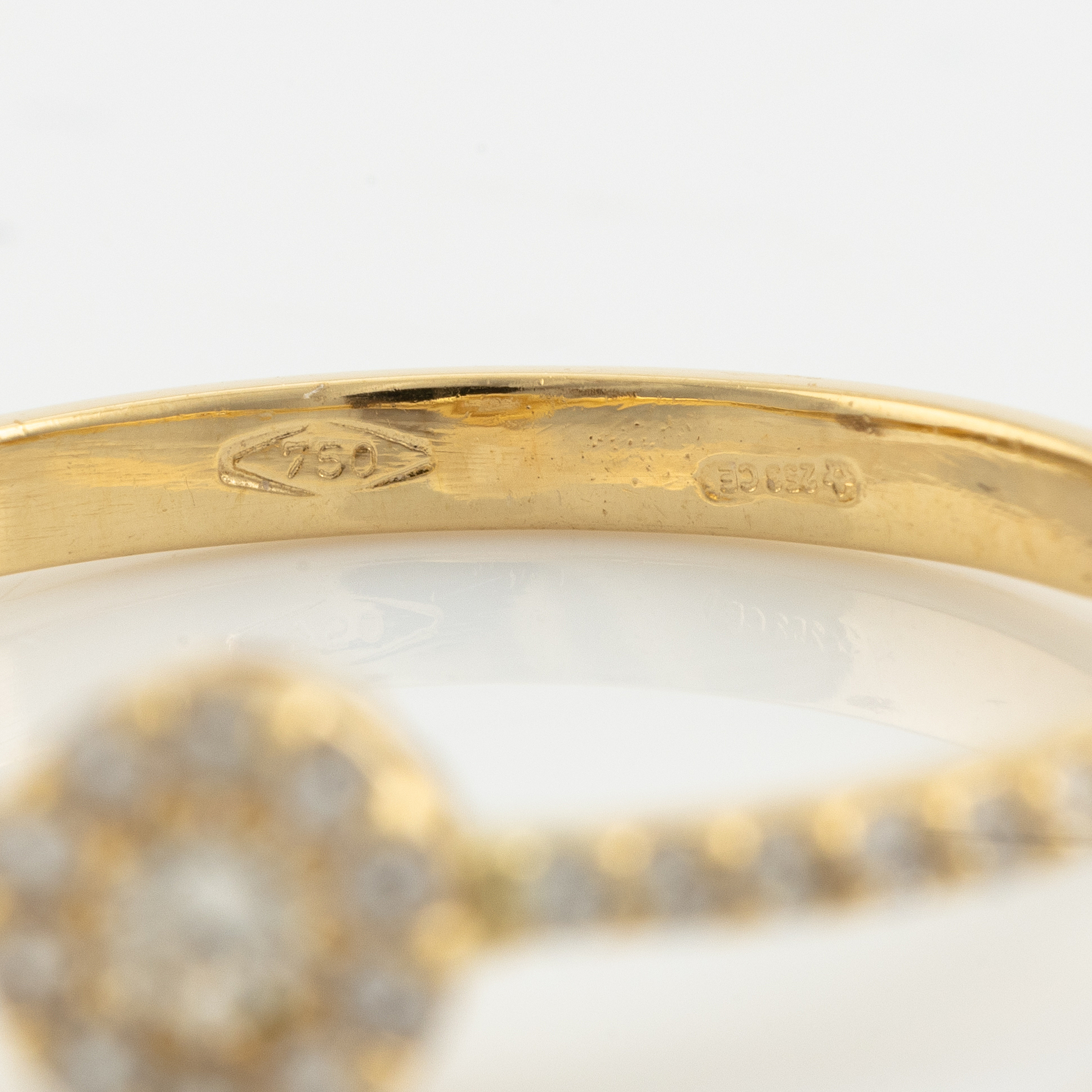 Ring med briljantslipade diamanter. - Bukowskis