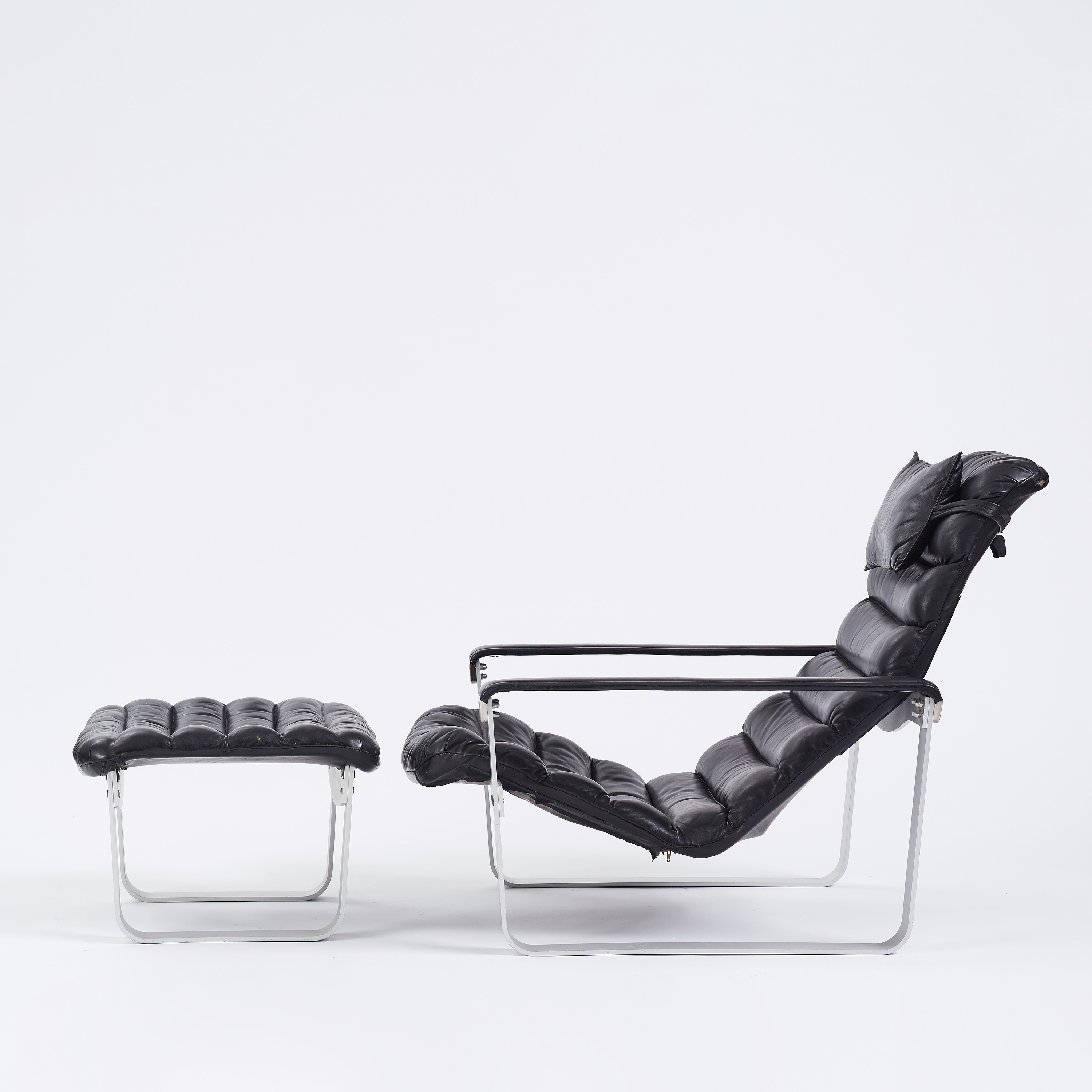 Ilmari Lappalainen, "Pulkka", 2 easy chairs and one ottoman, Asko 1960s ...