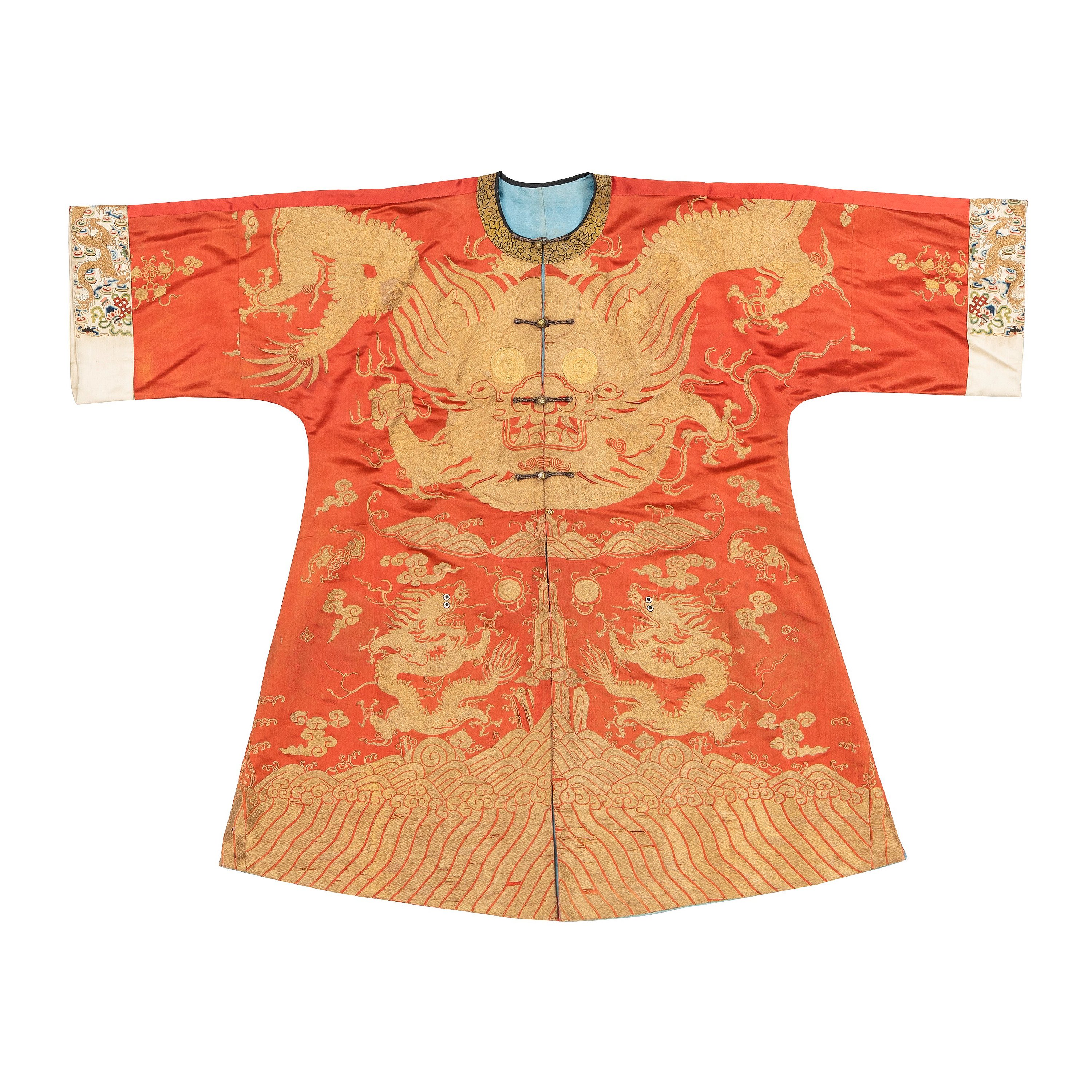 An embrodered silk robe, Qing dynasty (1644-1912). - Bukowskis