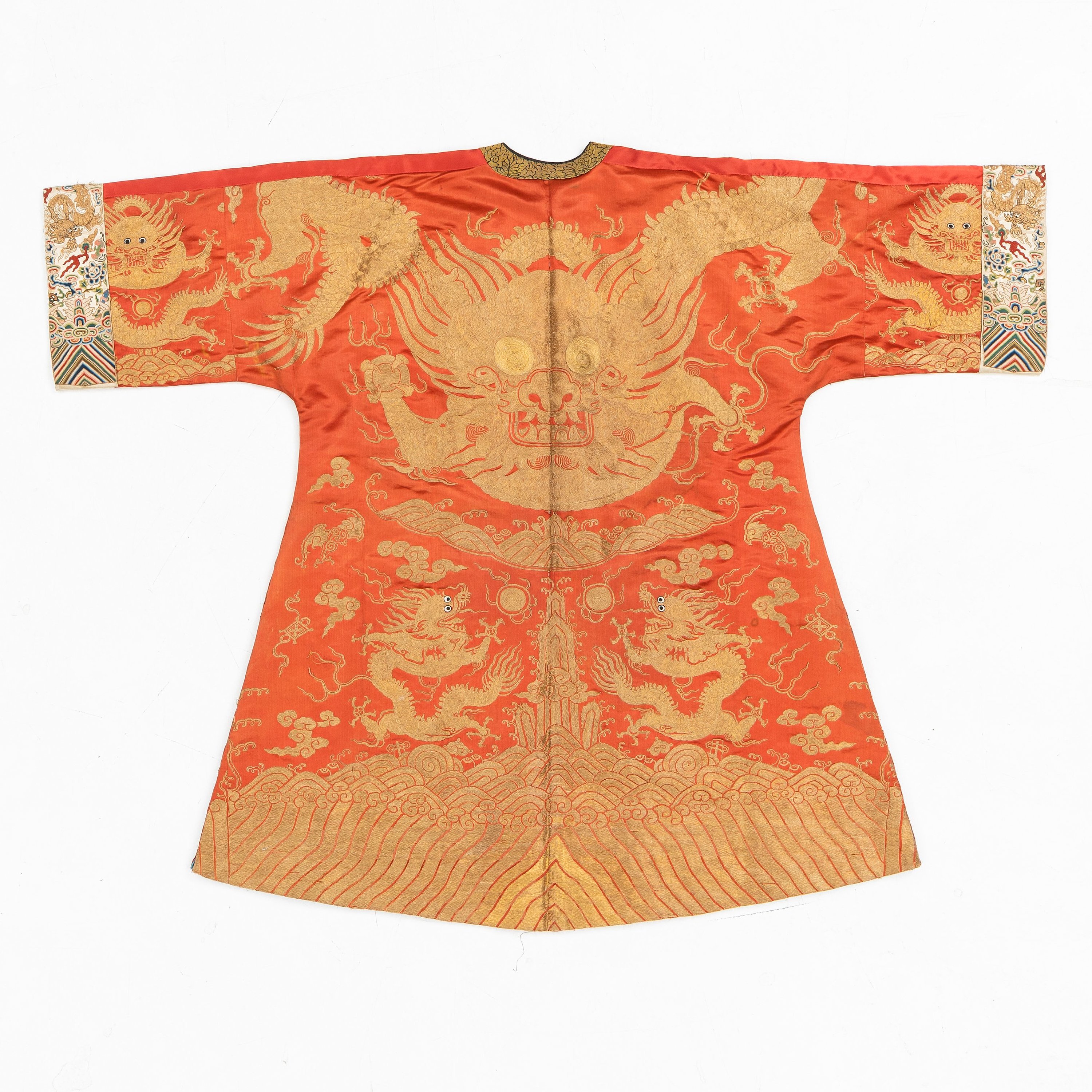 An embrodered silk robe, Qing dynasty (1644-1912). - Bukowskis