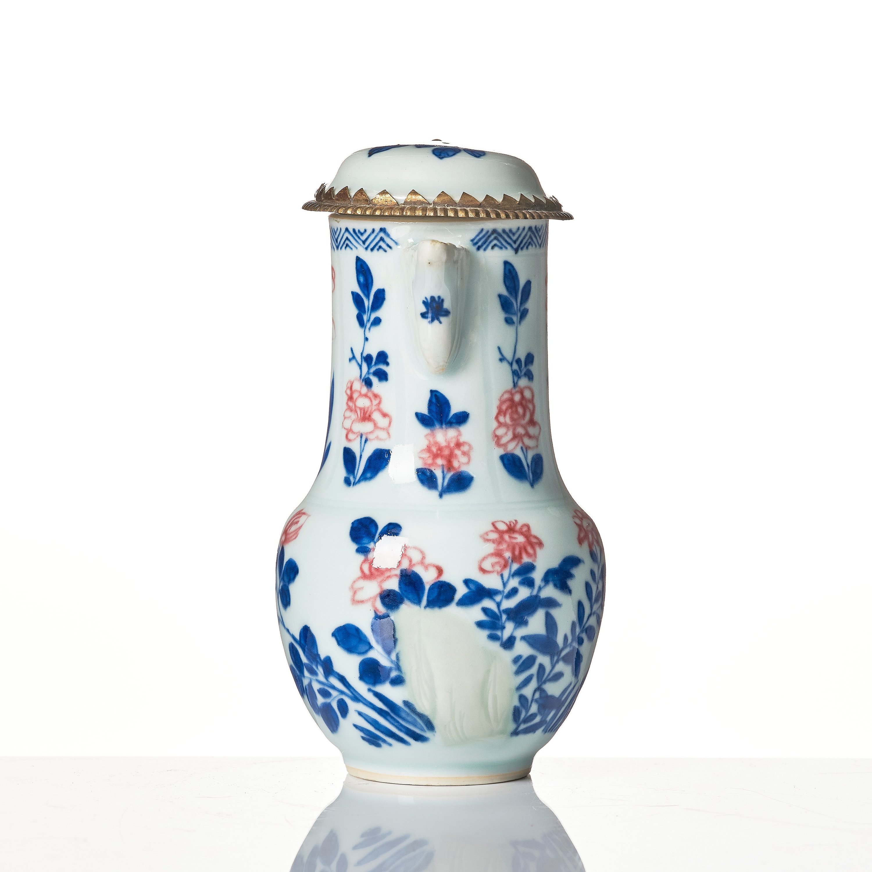 A ewer with cover, Qing dynasty, early 18th Century. - Bukowskis