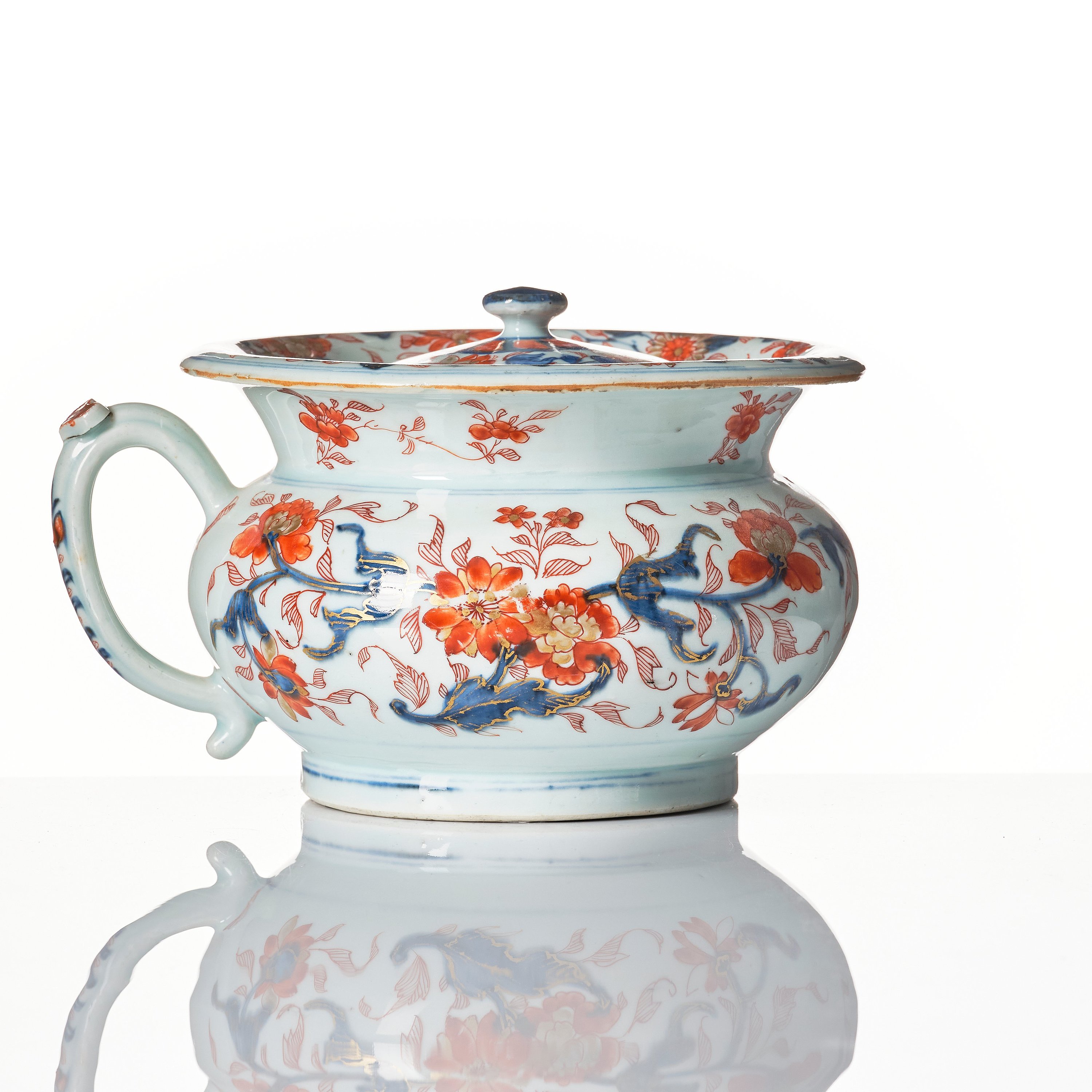 Potta med lock, porslin. Qingdynastin, Kangxi (1662-1722). - Bukowskis