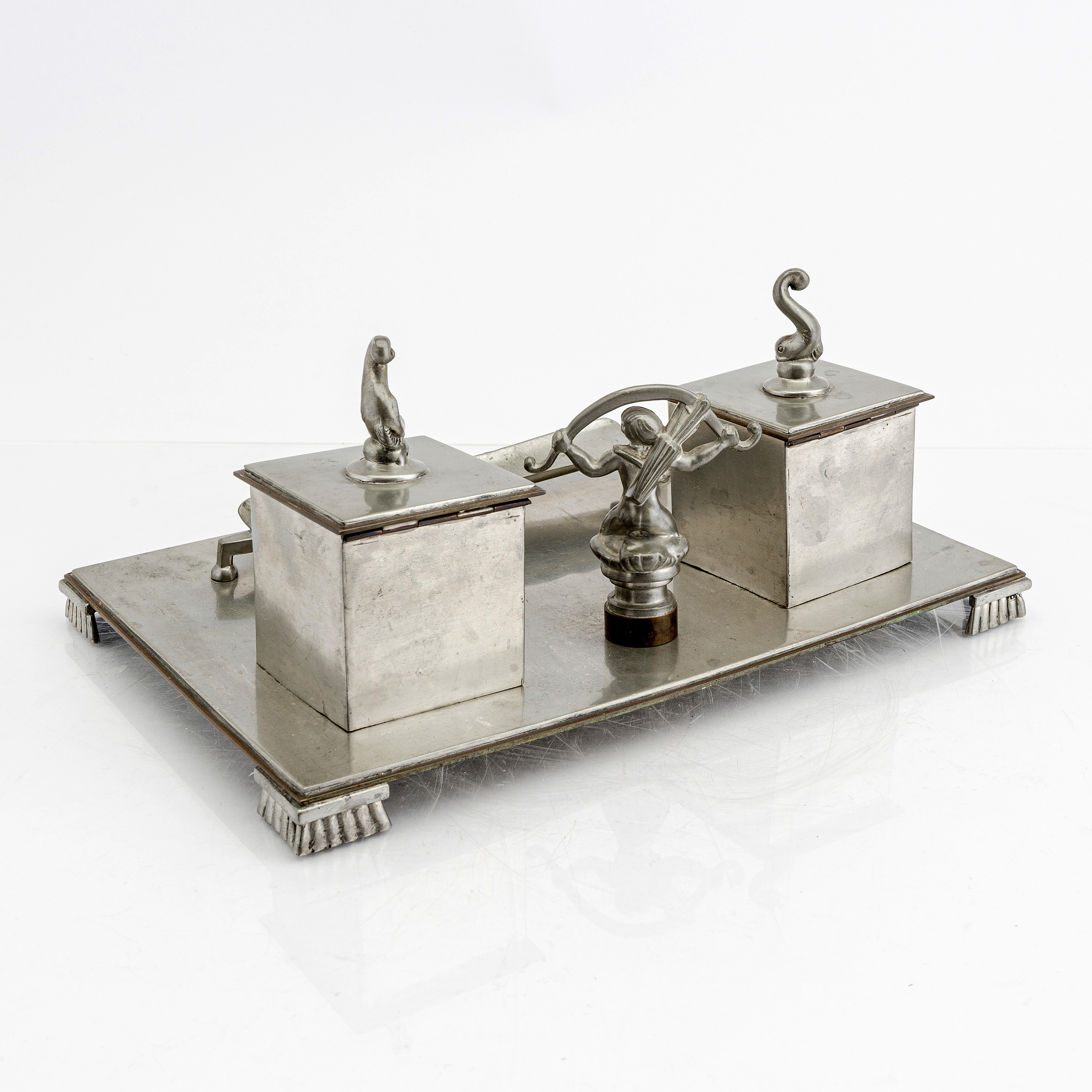 A 1920/30s pewter desk stand and seal. - Bukowskis