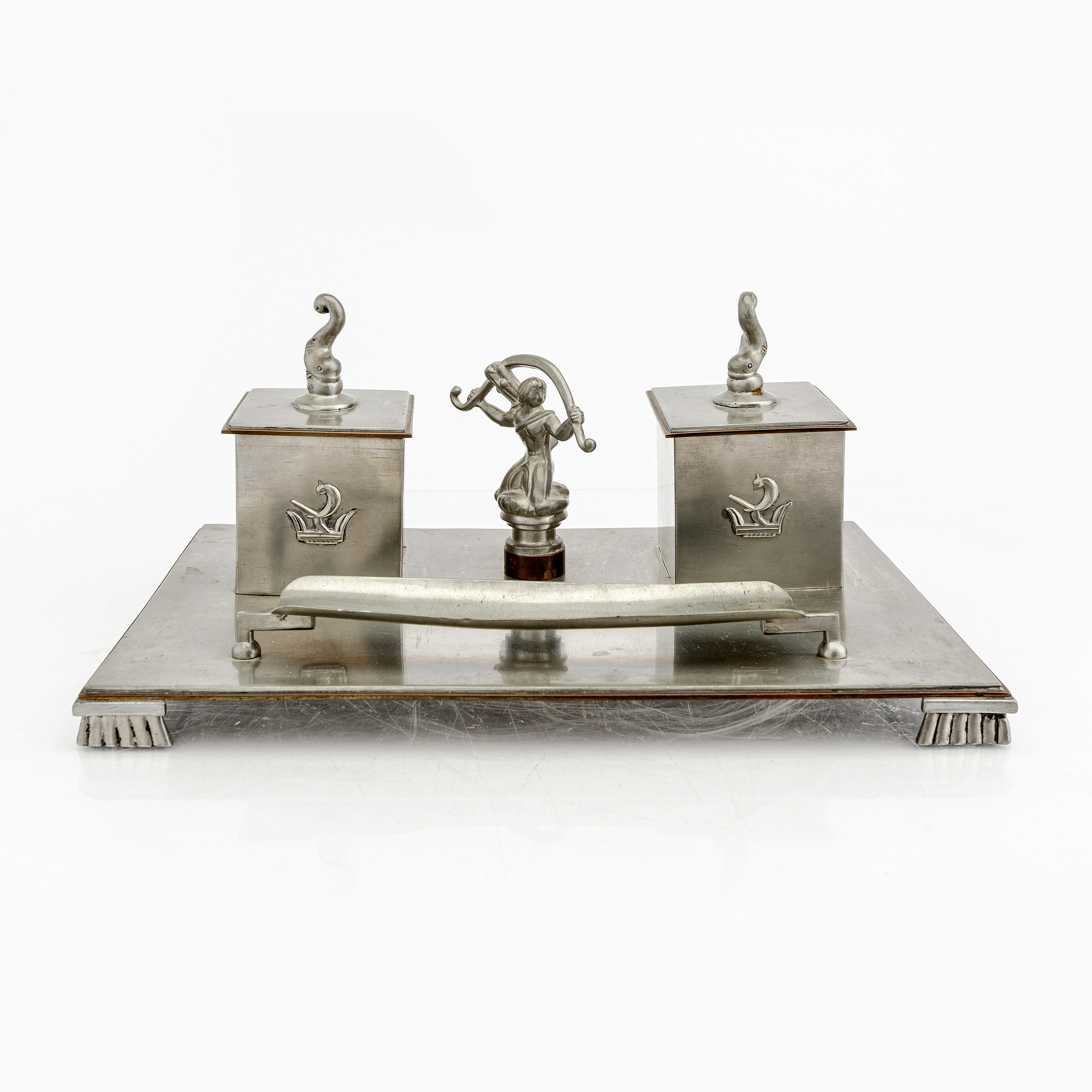 A 1920/30s pewter desk stand and seal. - Bukowskis