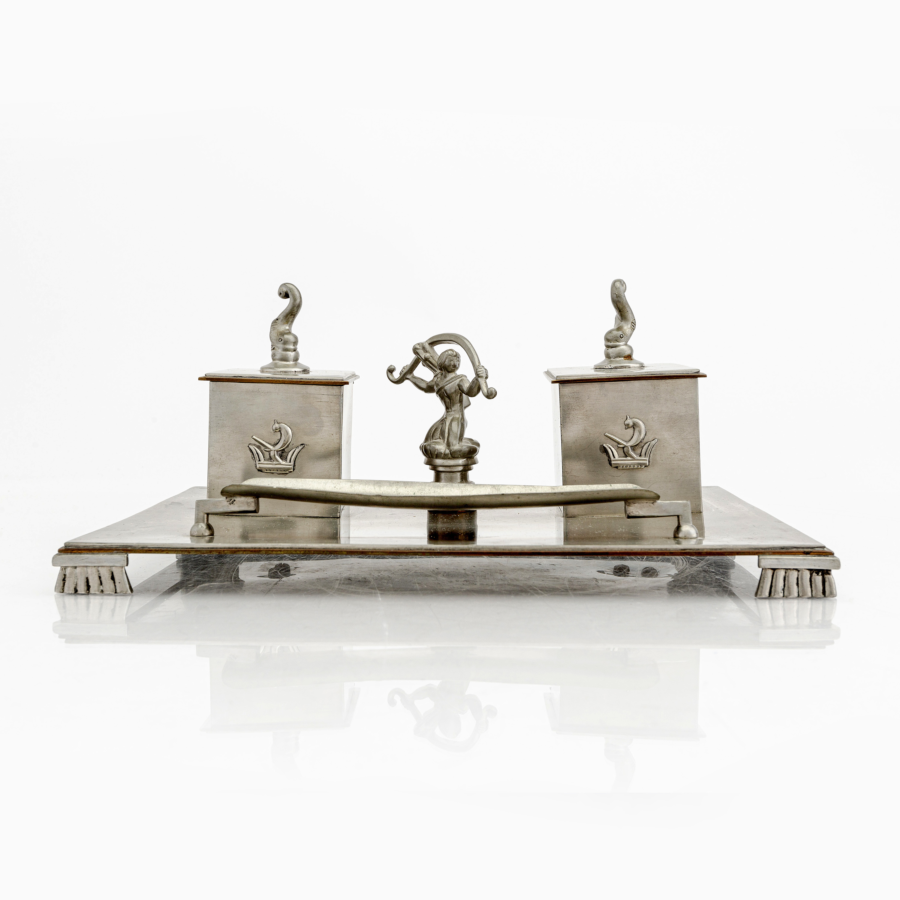 A 1920/30s pewter desk stand and seal. - Bukowskis