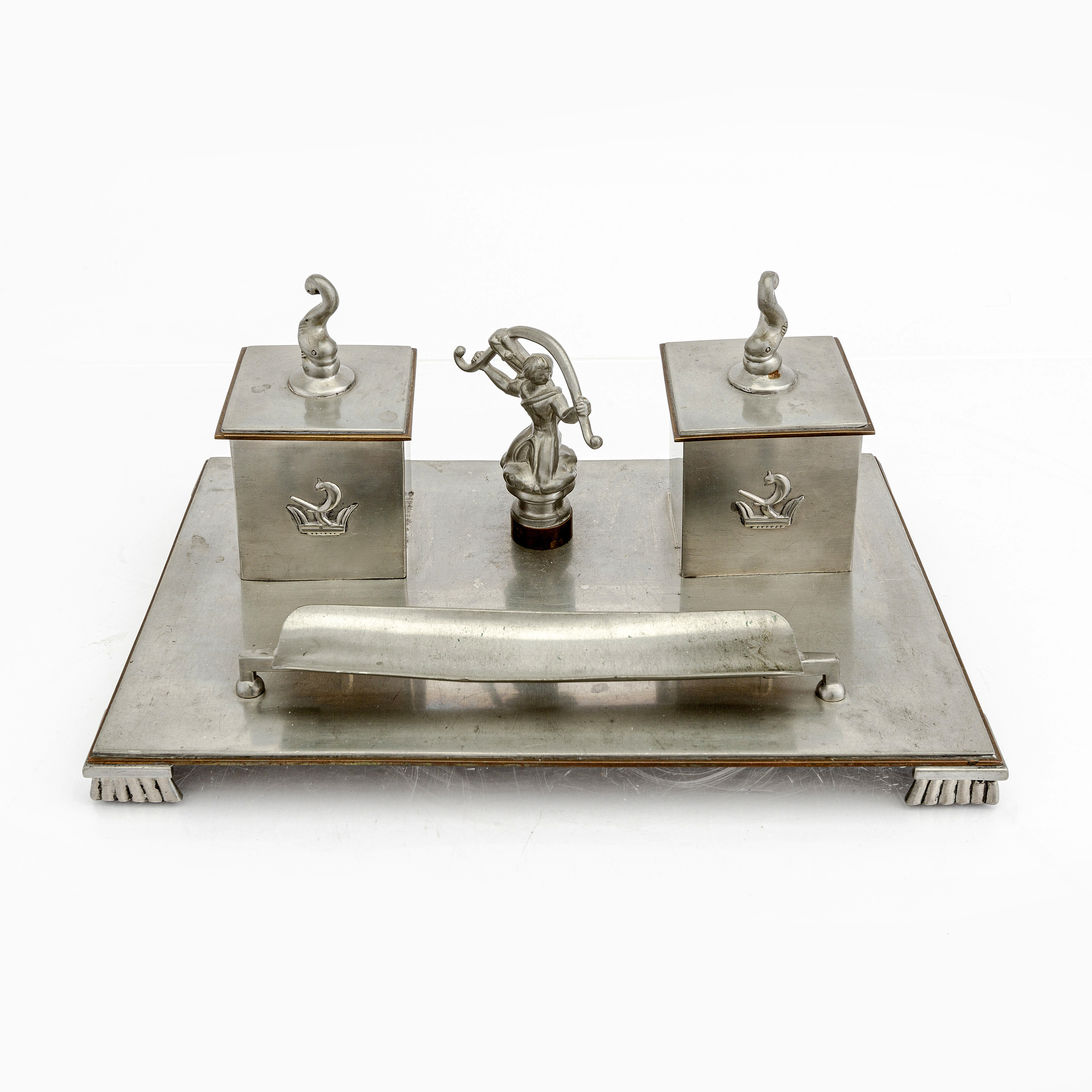 A 1920/30s pewter desk stand and seal. - Bukowskis