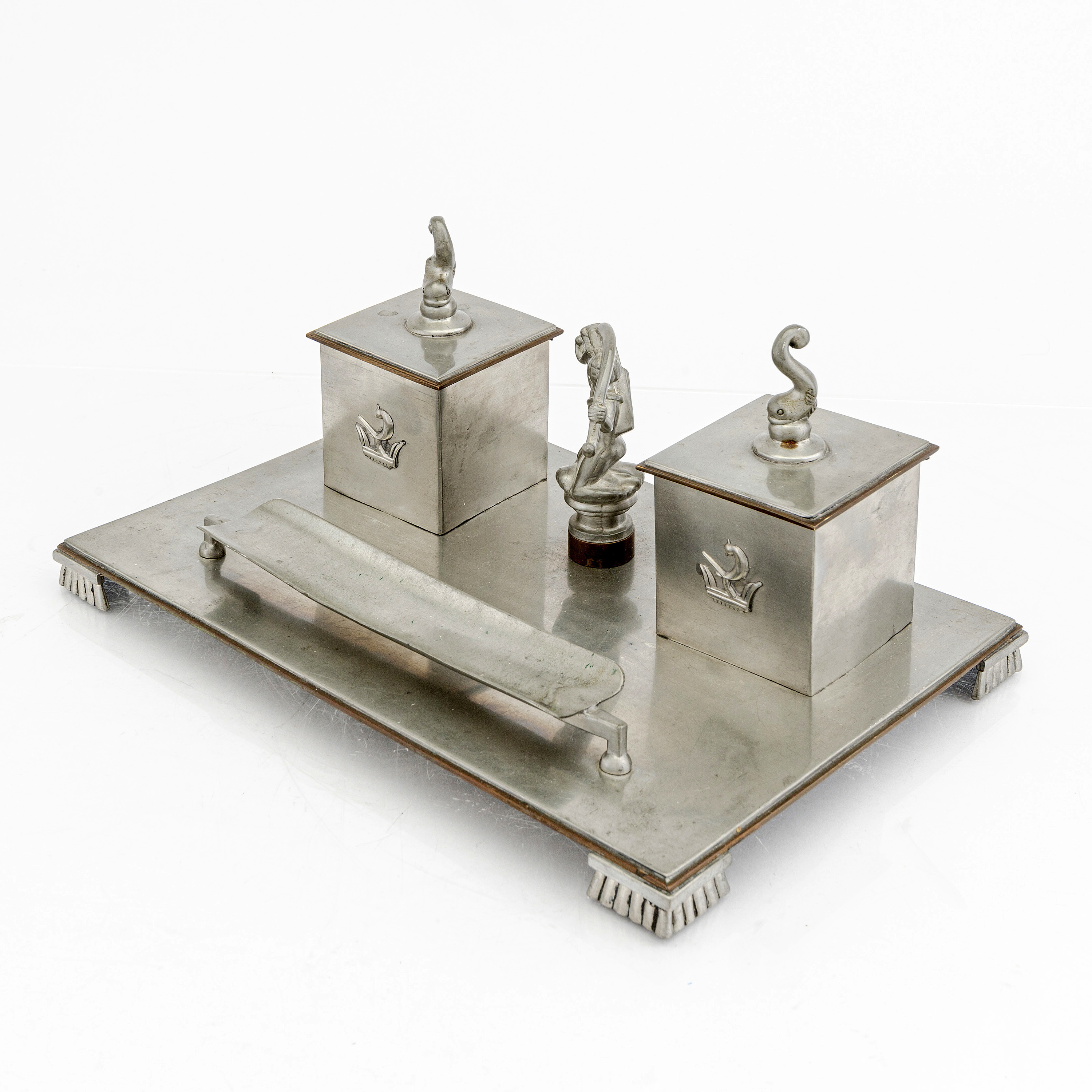 A 1920/30s pewter desk stand and seal. - Bukowskis