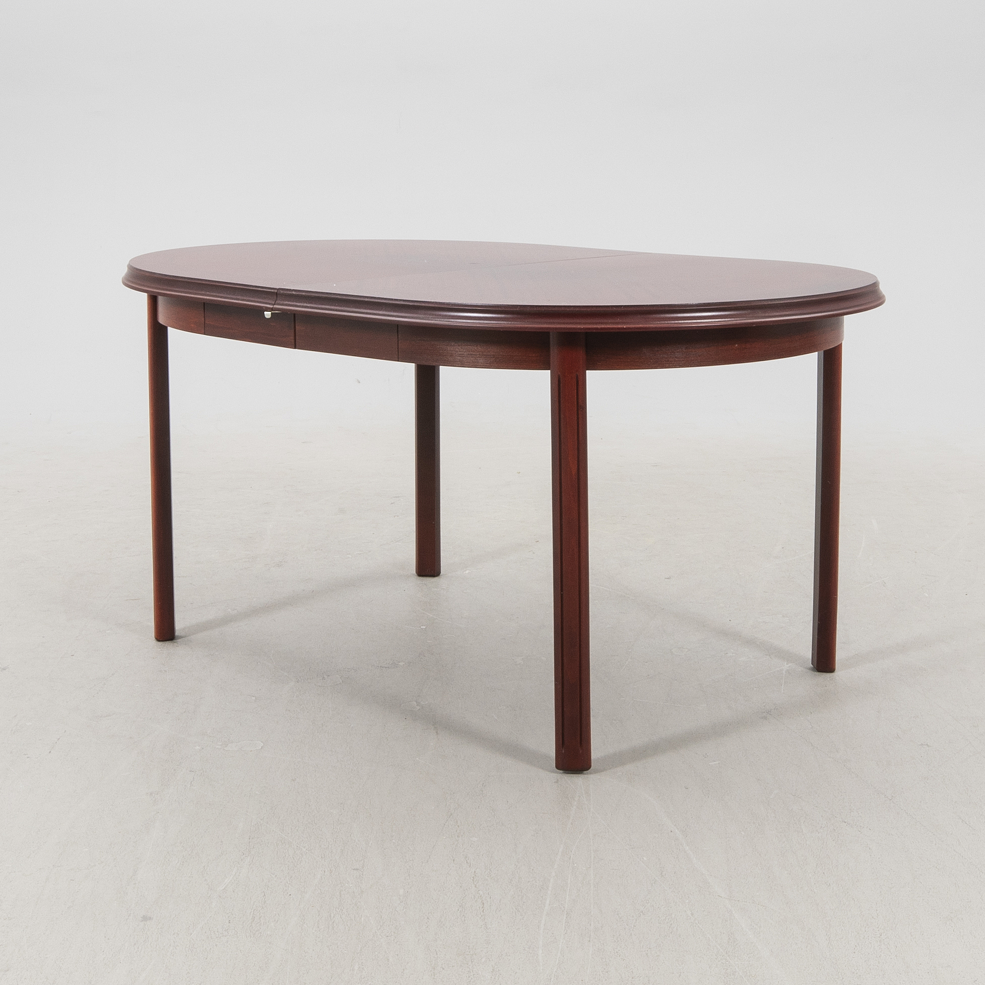 A 1970/80s mahogany dining table. - Bukowskis