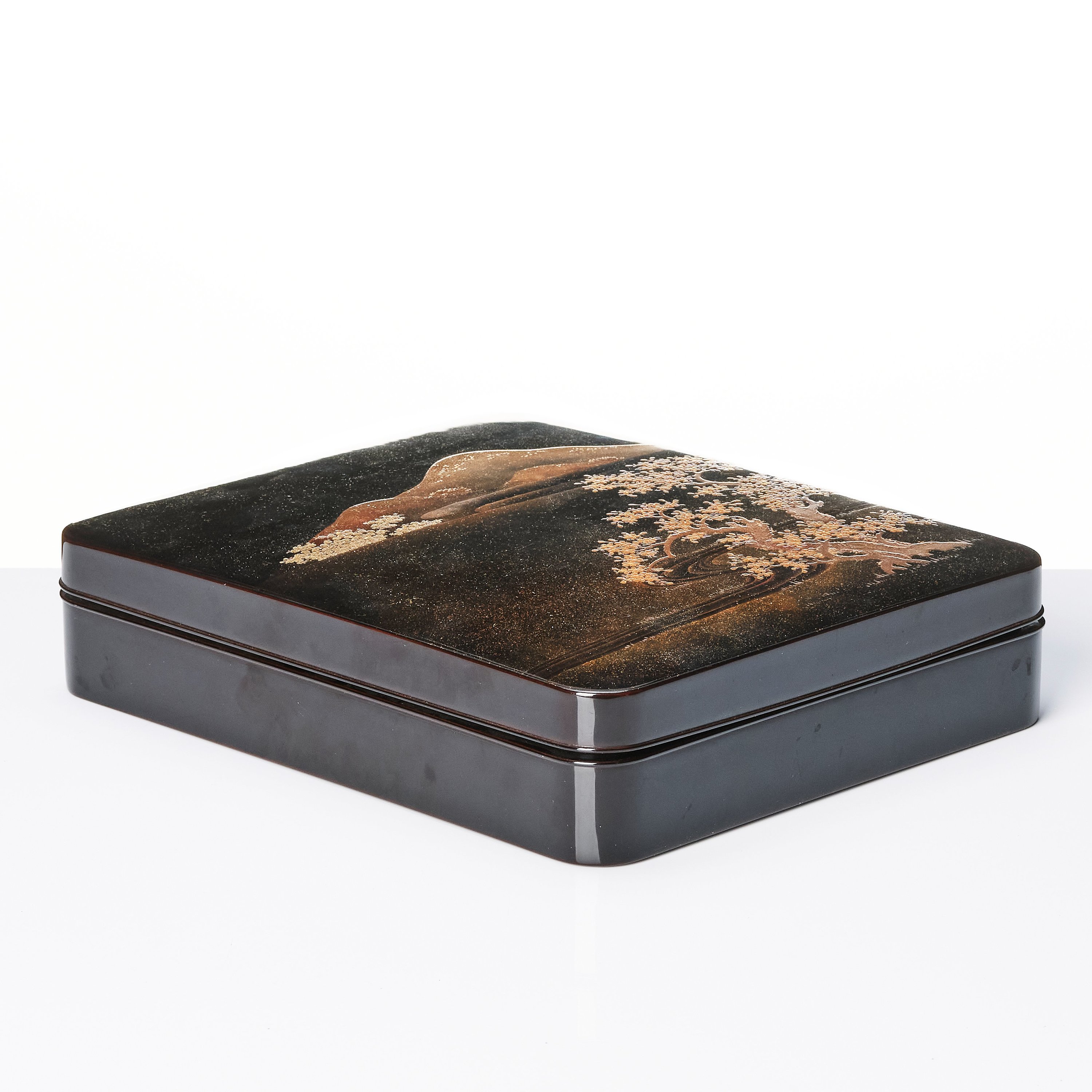 A Japanese lacquer box with cover, Meiji period (1868-1912). - Bukowskis
