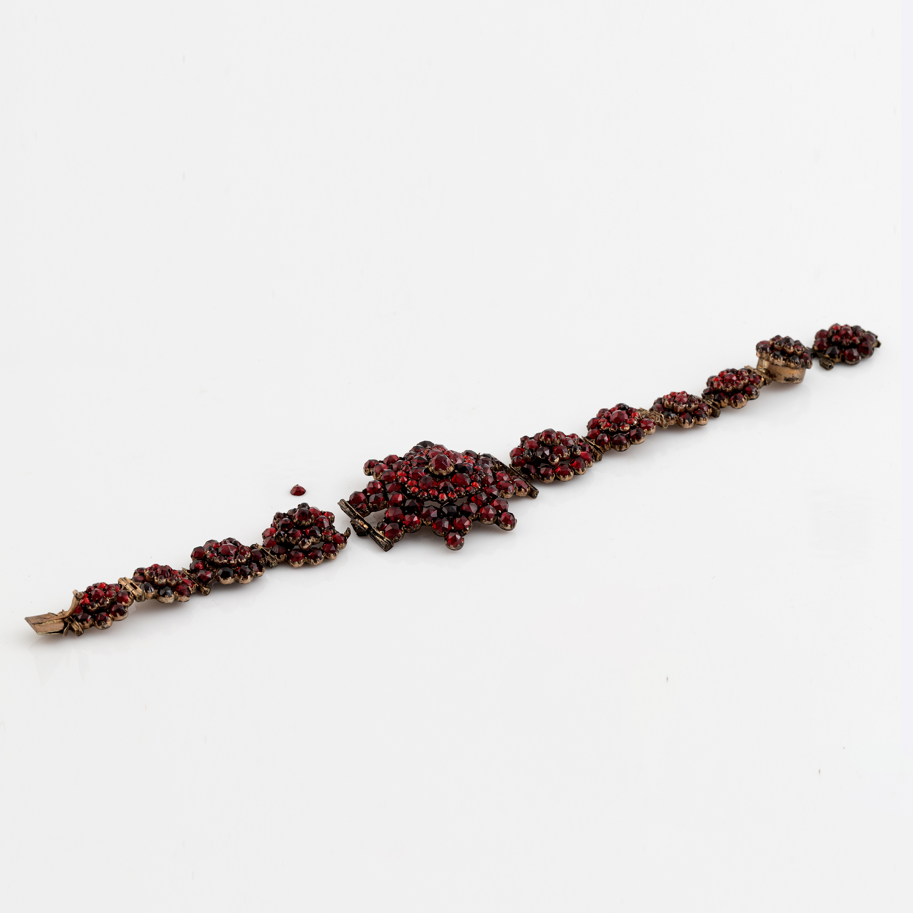 Smyckesgarnityr, granater, brosch/hänge, armring, ring och dräktsmycke ...