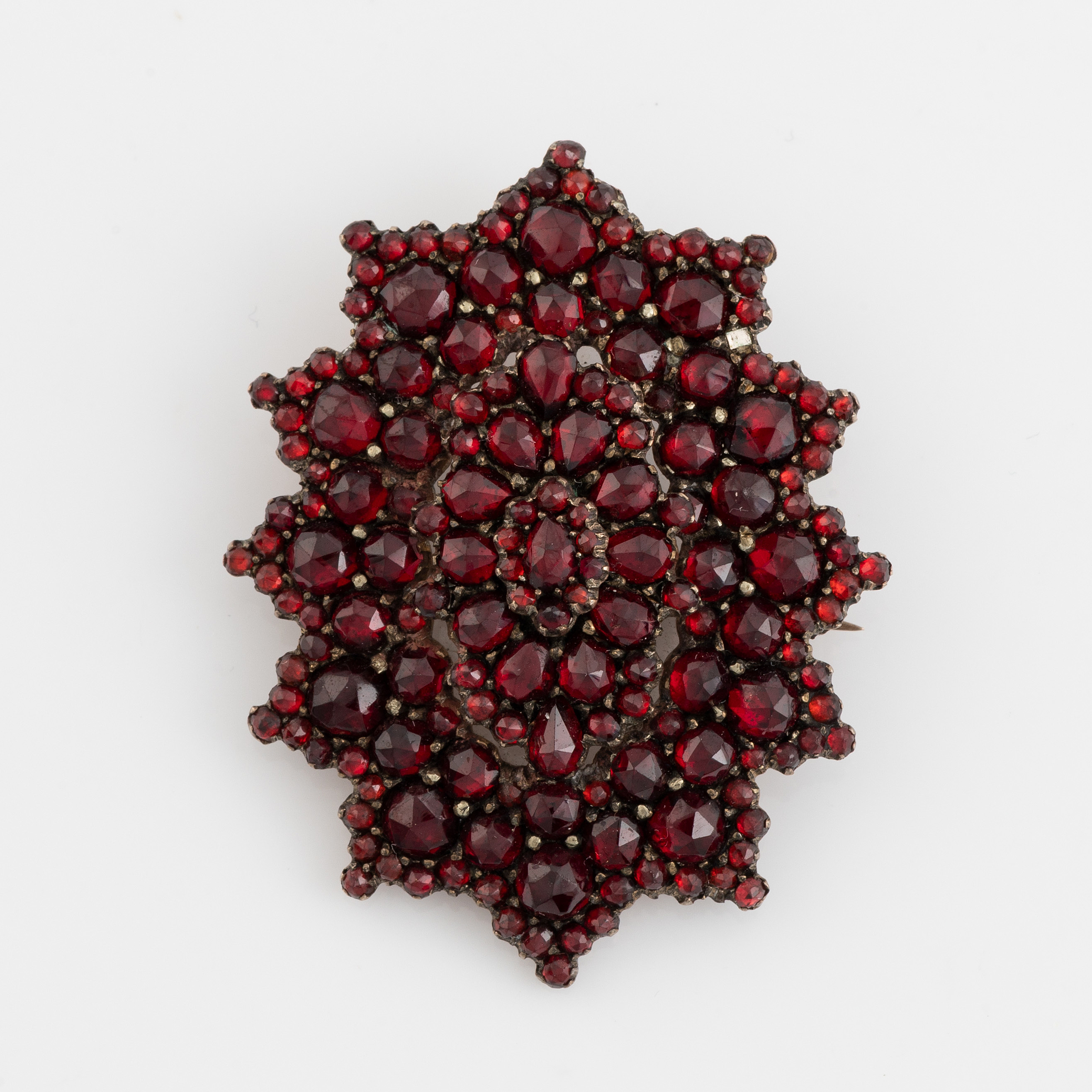 Smyckesgarnityr, granater, brosch/hänge, armring, ring och dräktsmycke ...