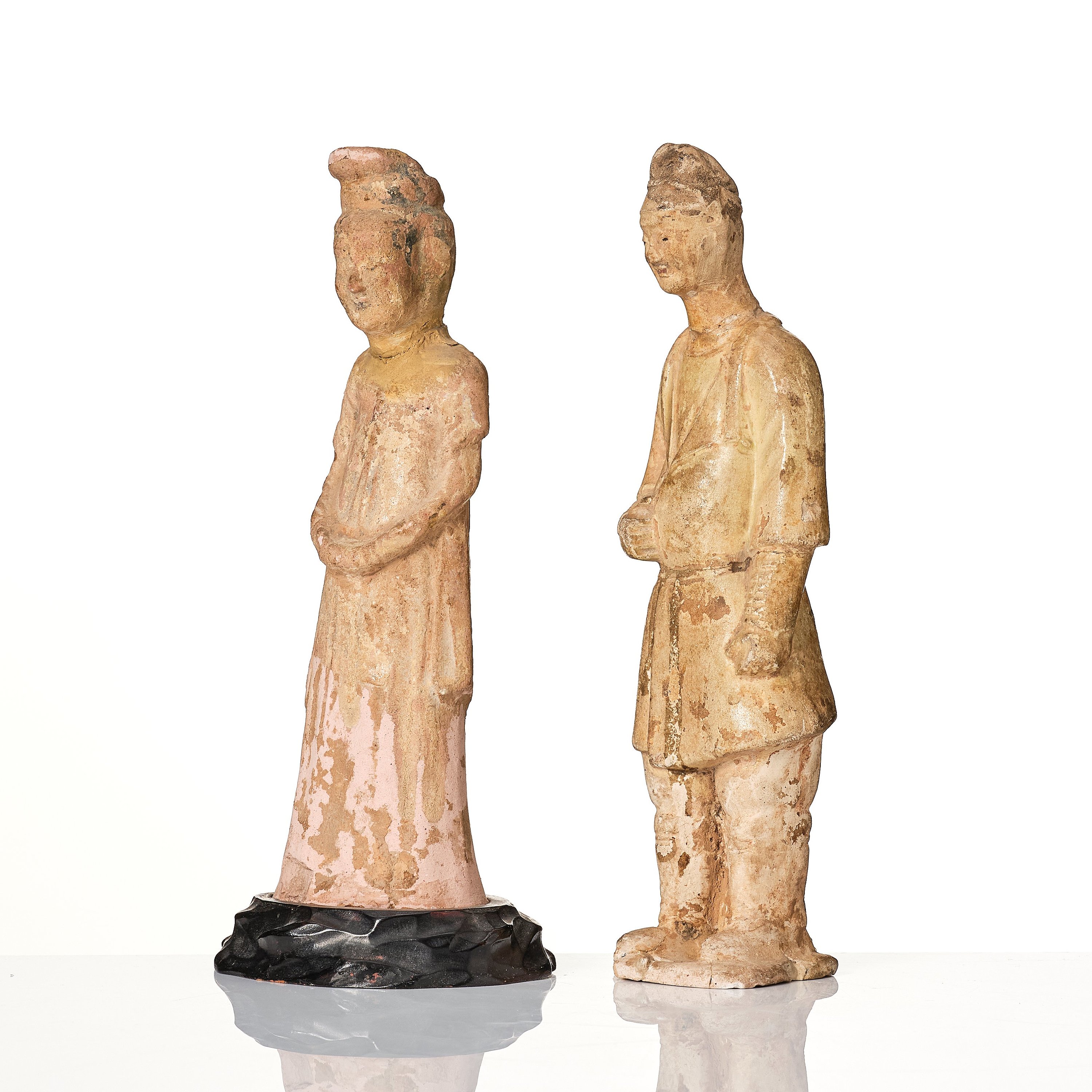 Two yellow glazed pottery figures, Tang/Sui dynasty. - Bukowskis