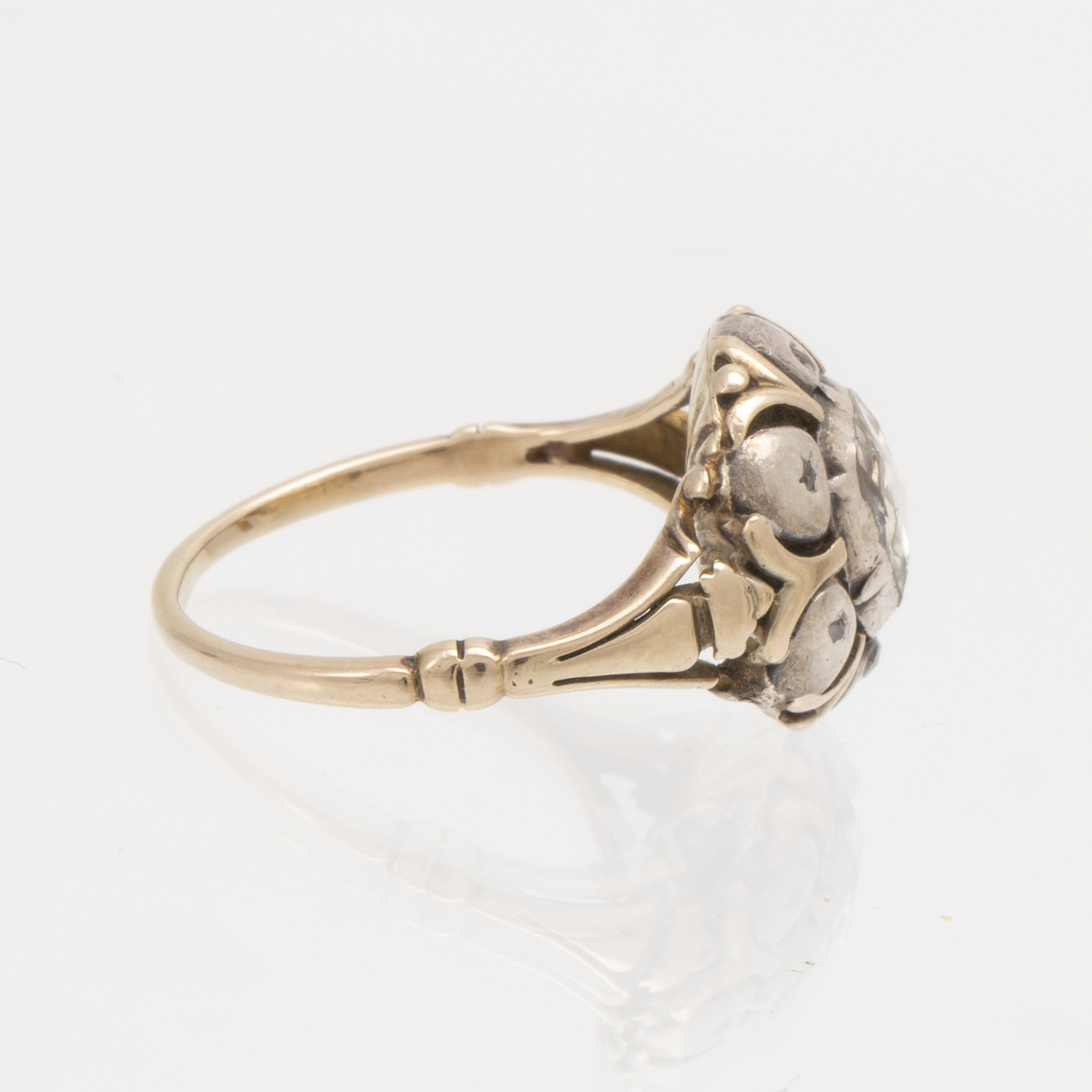 Ring 8K vitt och rött guld samt rosenslipade diamanter. - Bukowskis