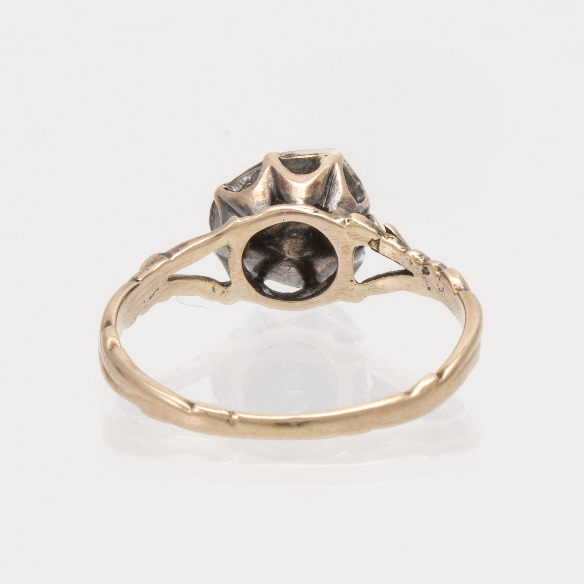 An 8K gold ring set with a rose cut diamond. - Bukowskis