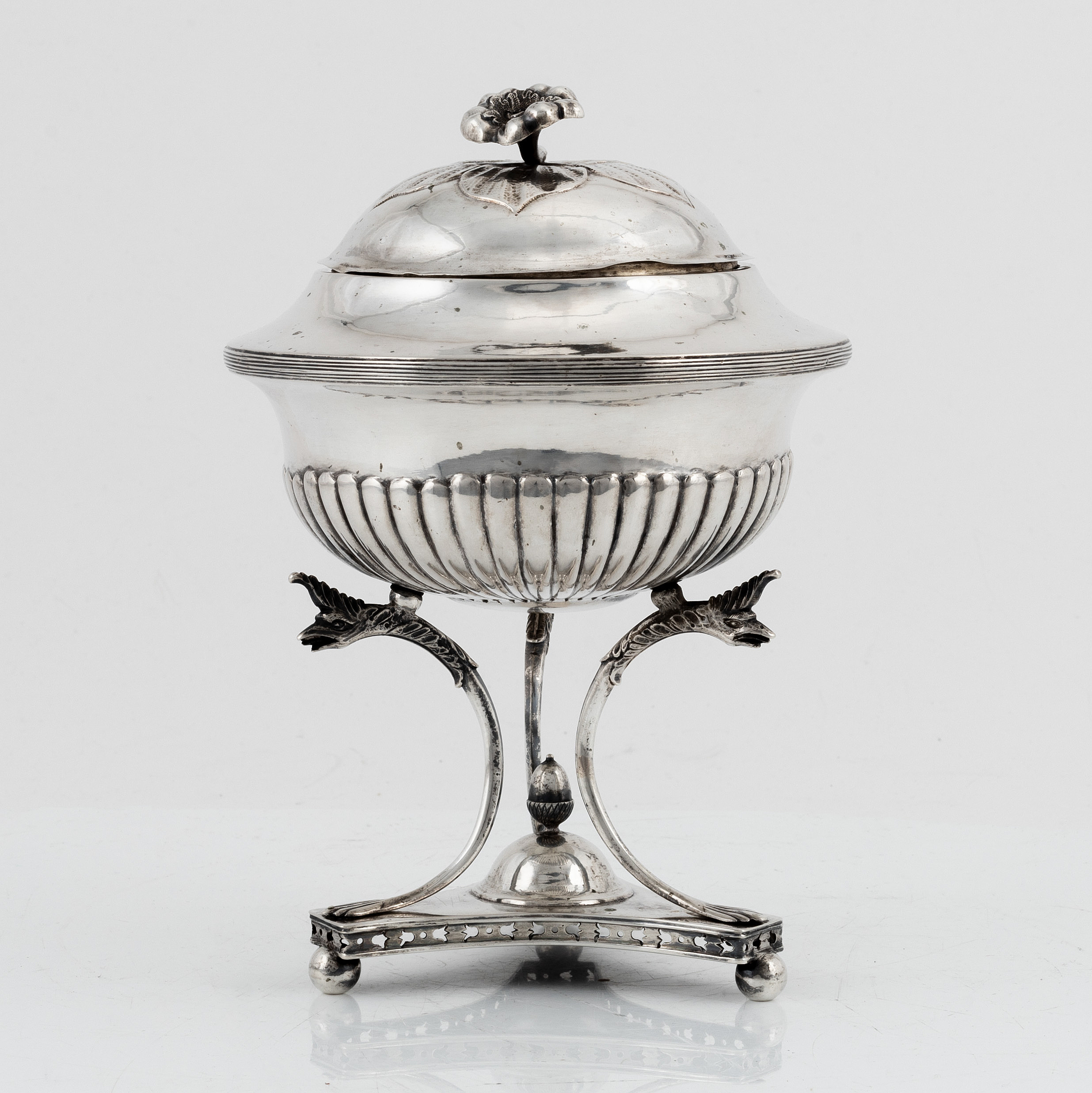 A silver sugar bowl with lid by Stephan Nöblin, Ystad, 1825. - Bukowskis
