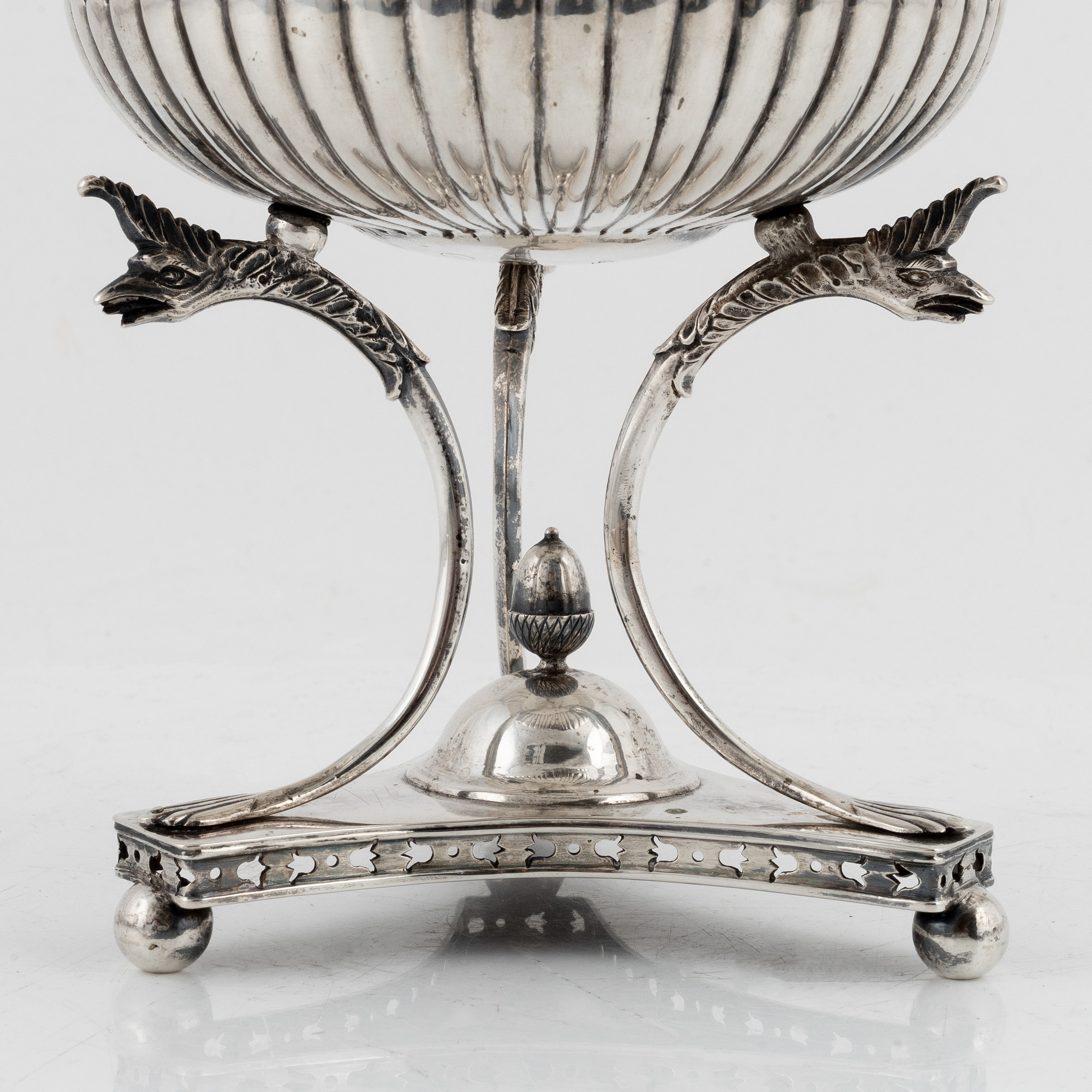 A silver sugar bowl with lid by Stephan Nöblin, Ystad, 1825. - Bukowskis