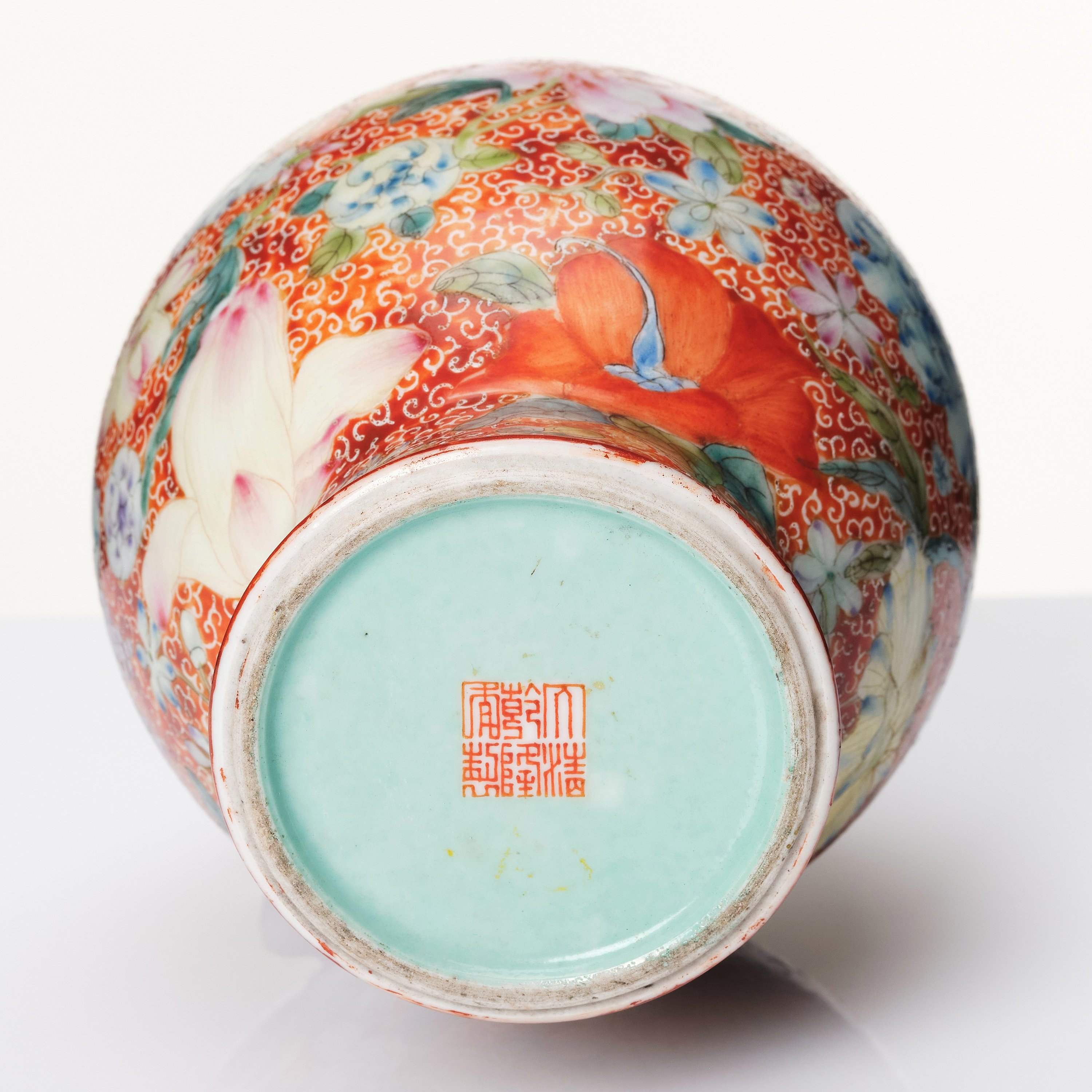 A Chinese vase, Republic with Qianlong mark. - Bukowskis