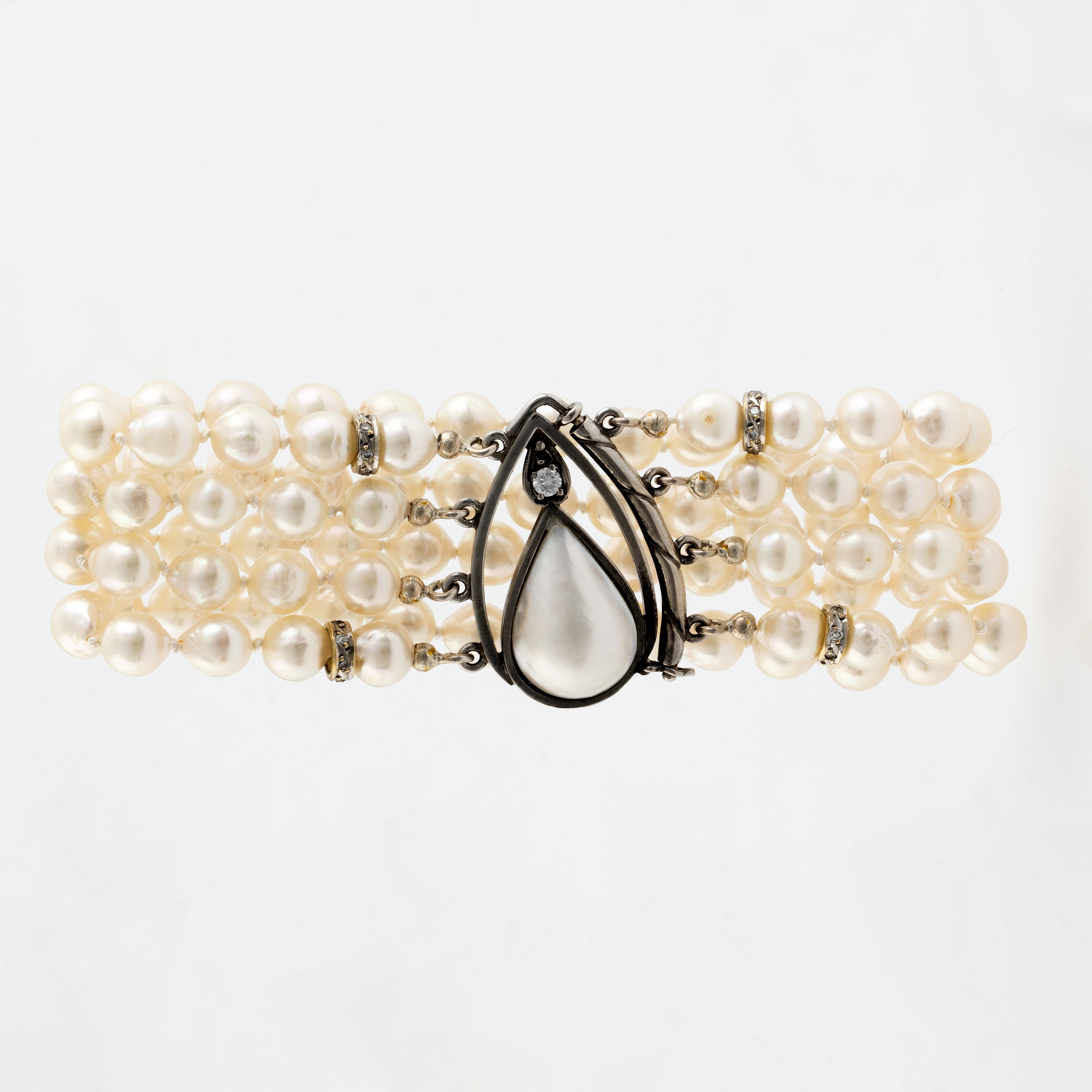 Armband, Alf Halldin, fyrradigt med odlade pärlor, lås vitguld med ...