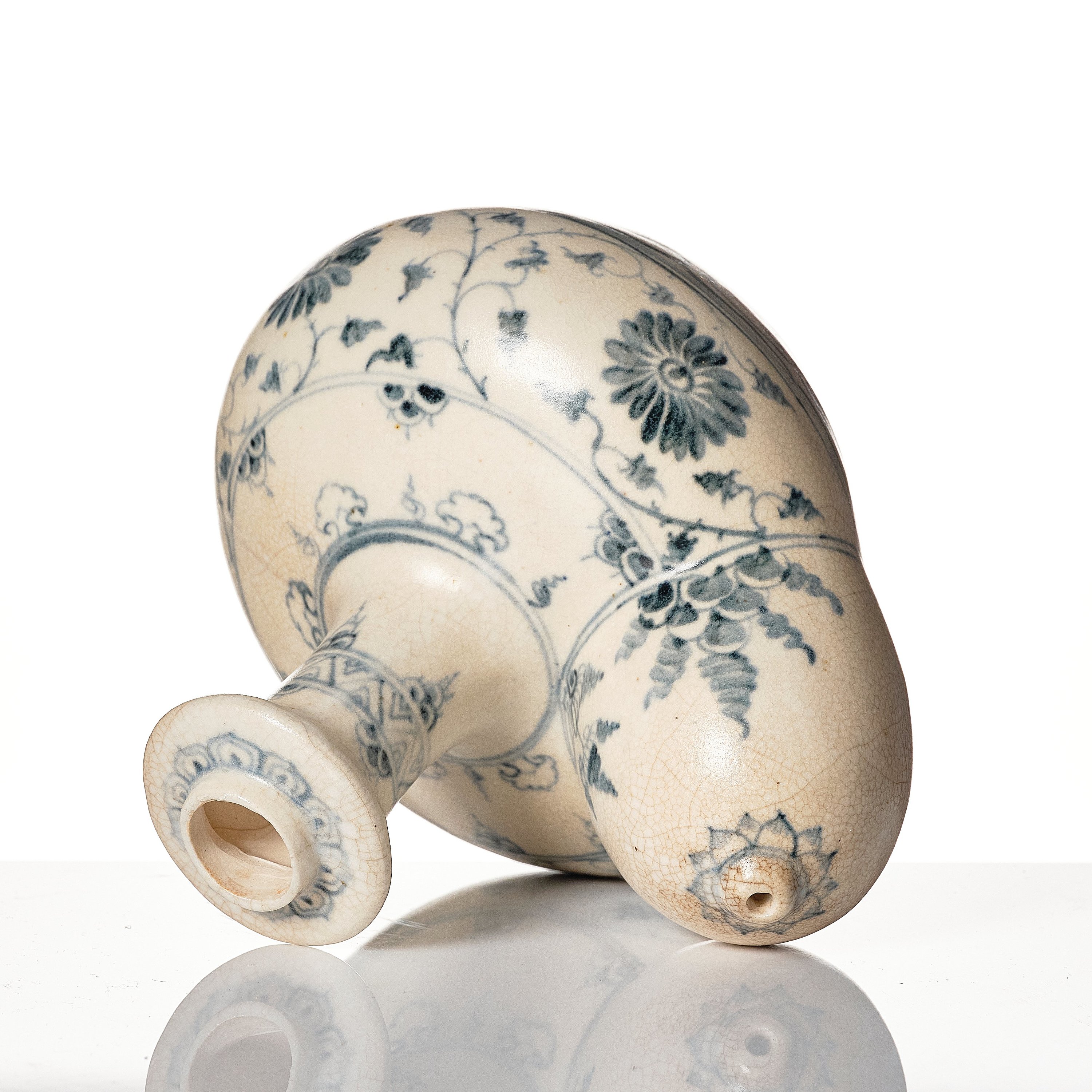 A blue and white Vietnamese kendi, 16th Century. - Bukowskis