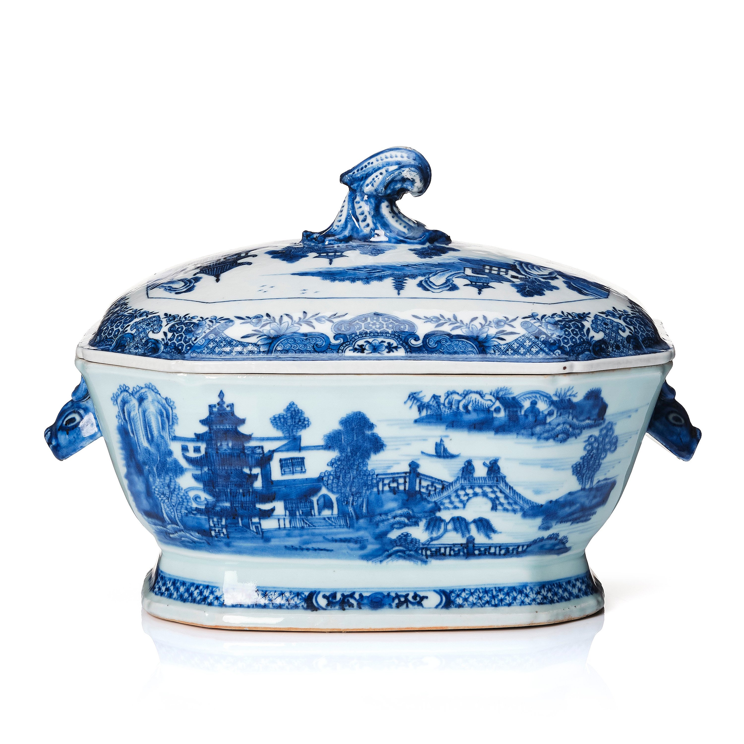 Terrin med lock, kompaniporslin. Qingdynastin, Qianlong (1736-95 ...