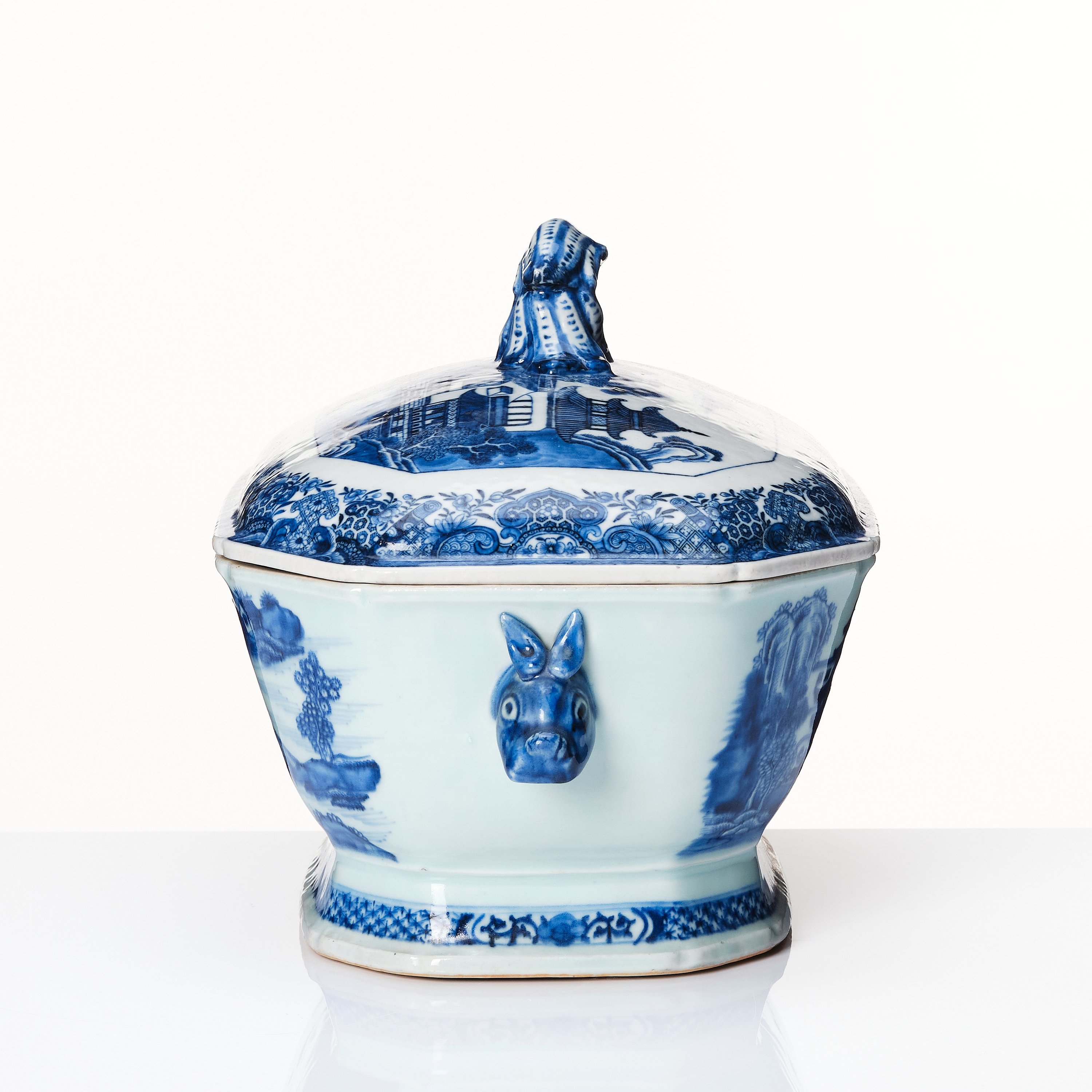 Terrin med lock, kompaniporslin. Qingdynastin, Qianlong (1736-95 ...
