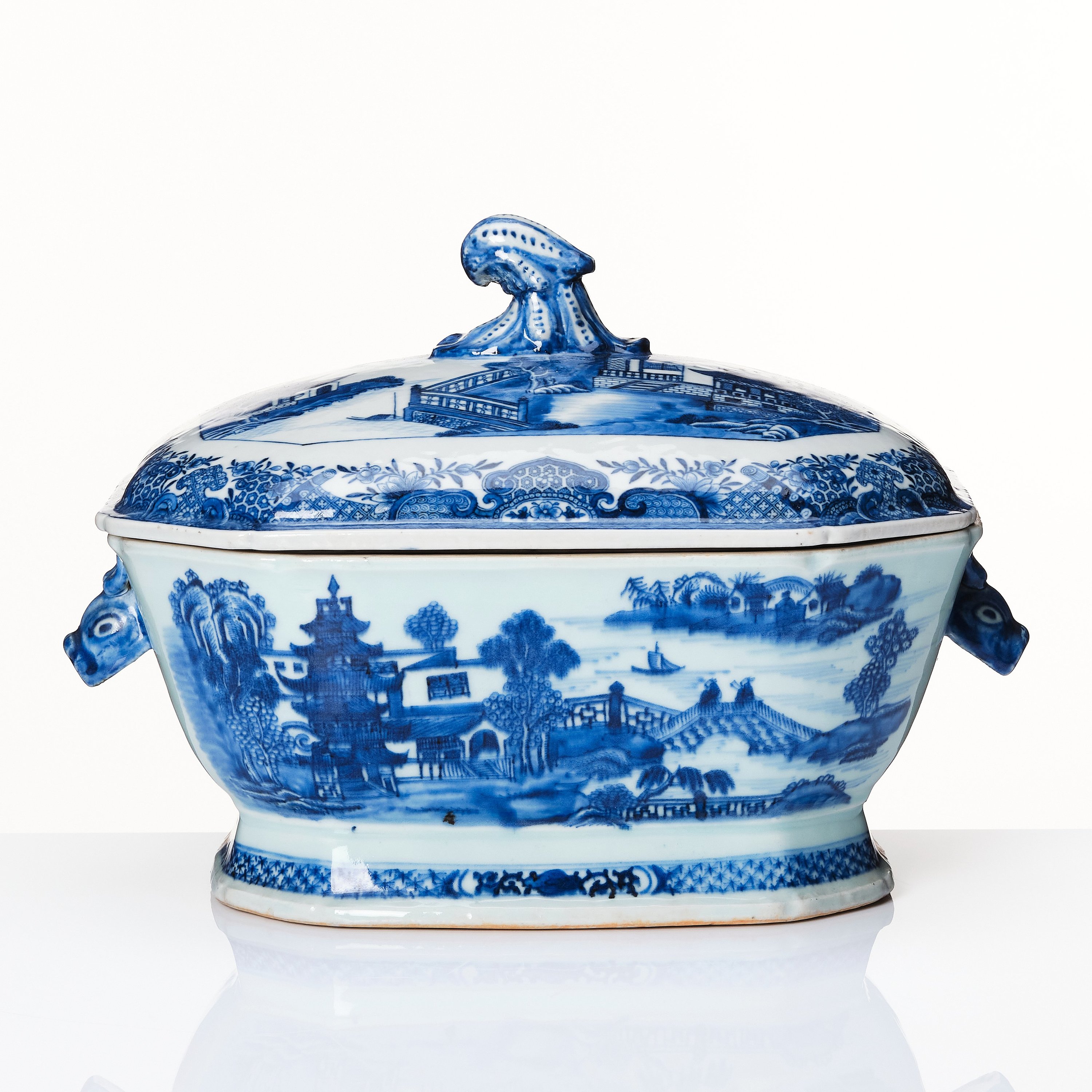 Terrin med lock, kompaniporslin. Qingdynastin, Qianlong (1736-95 ...