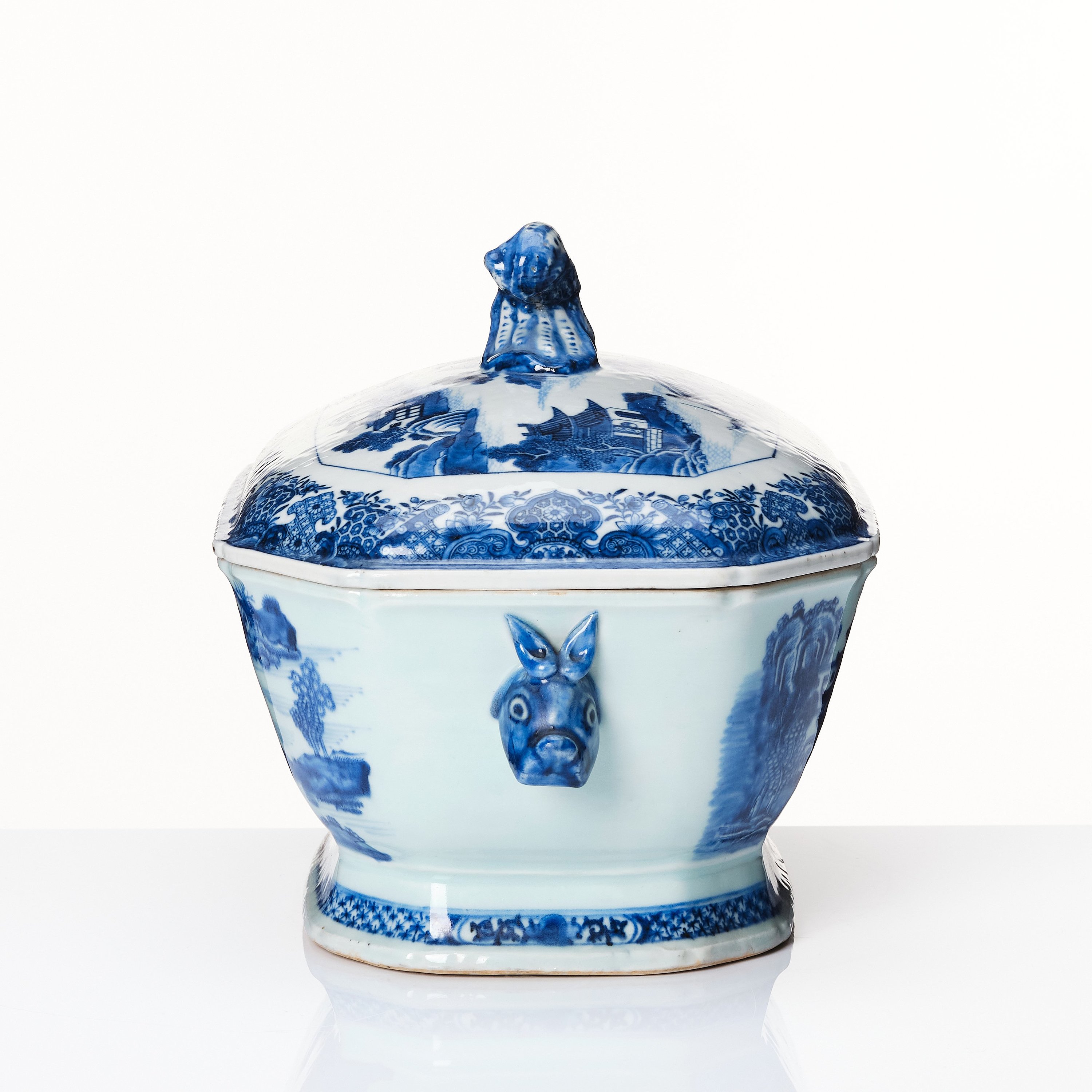 Terrin med lock, kompaniporslin. Qingdynastin, Qianlong (1736-95 ...