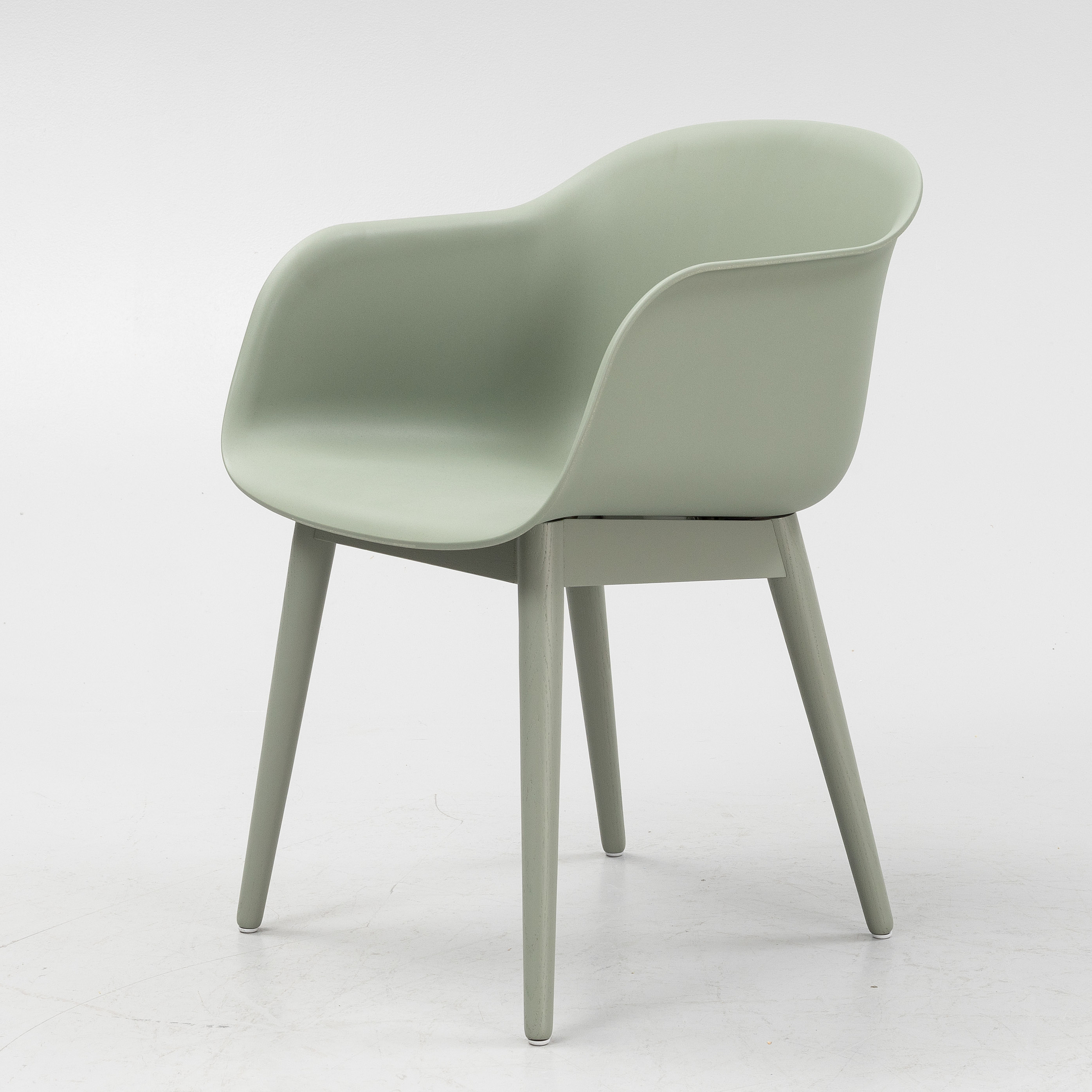 Iskos-Berlin, karmstol, "Fiber", Muuto. - Bukowskis