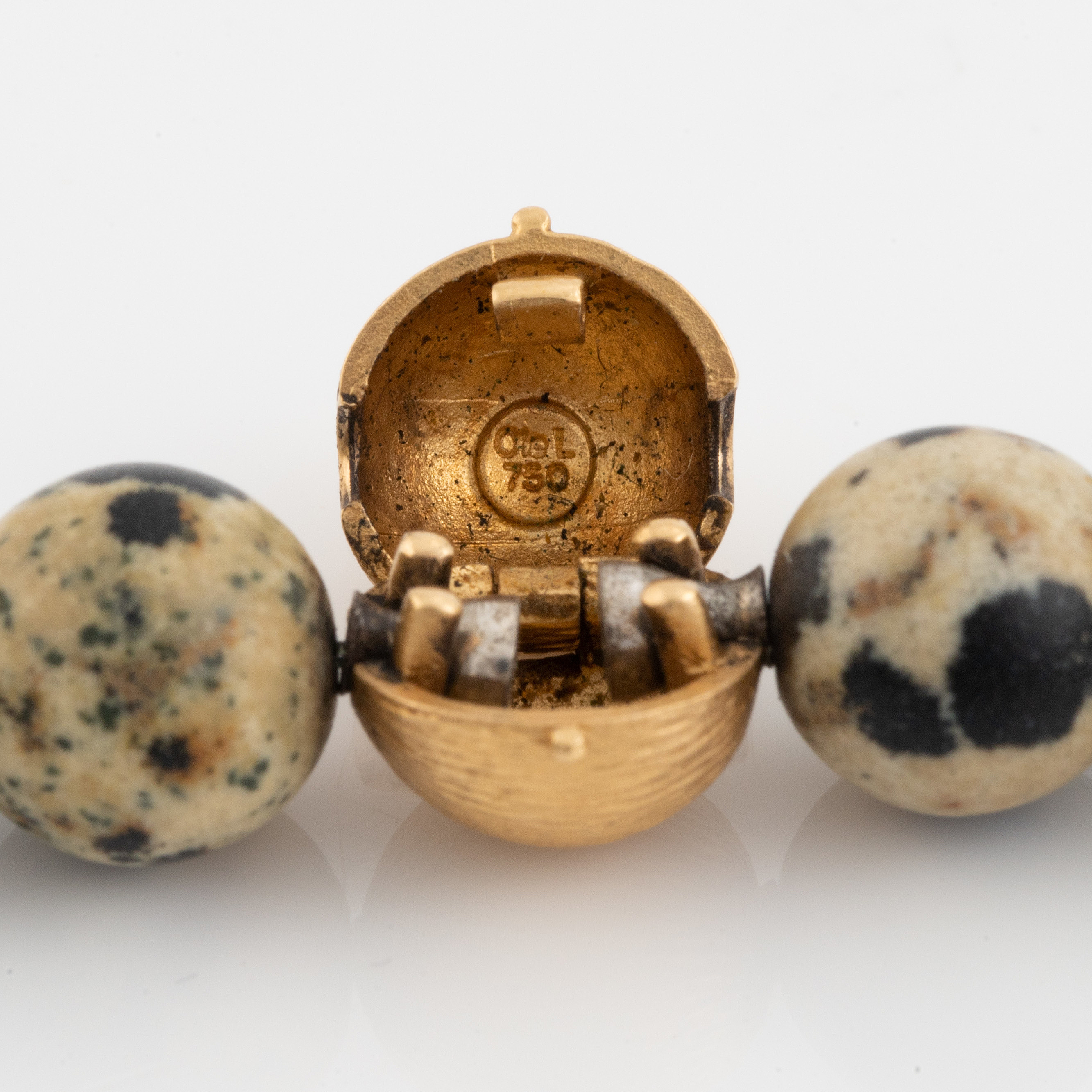 Ole Lynggaard, two stone bead necklaces, clasp 18K gold. - Bukowskis