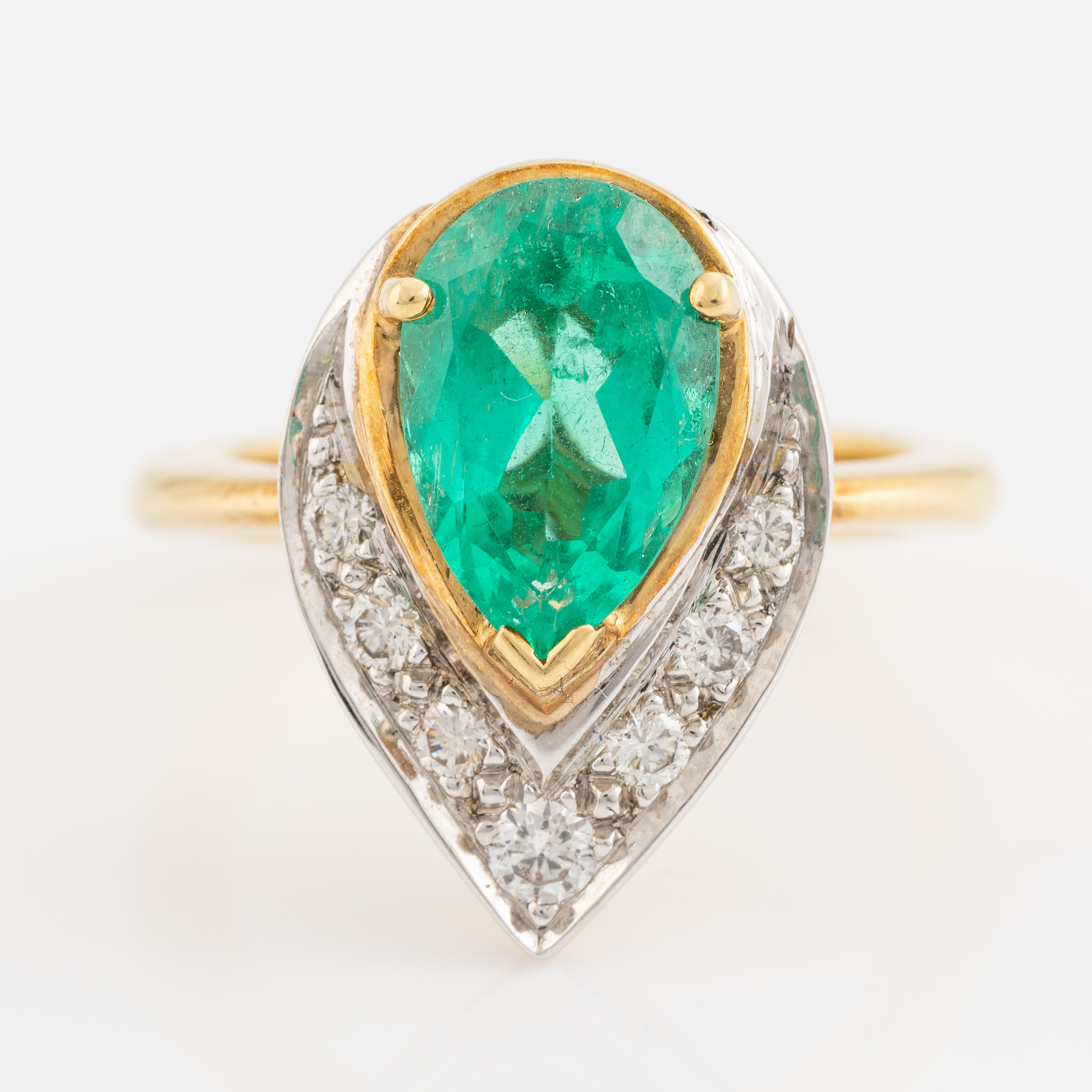 Pear shaped emerald and brilliant cut diamond ring. - Bukowskis
