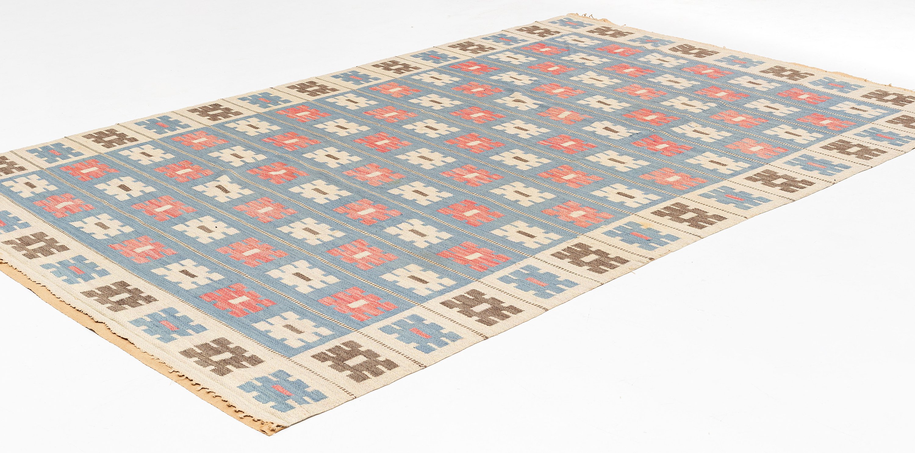 A carpet, flat weave, ca 340 x 223 cm, Sweden, the 1950s. - Bukowskis