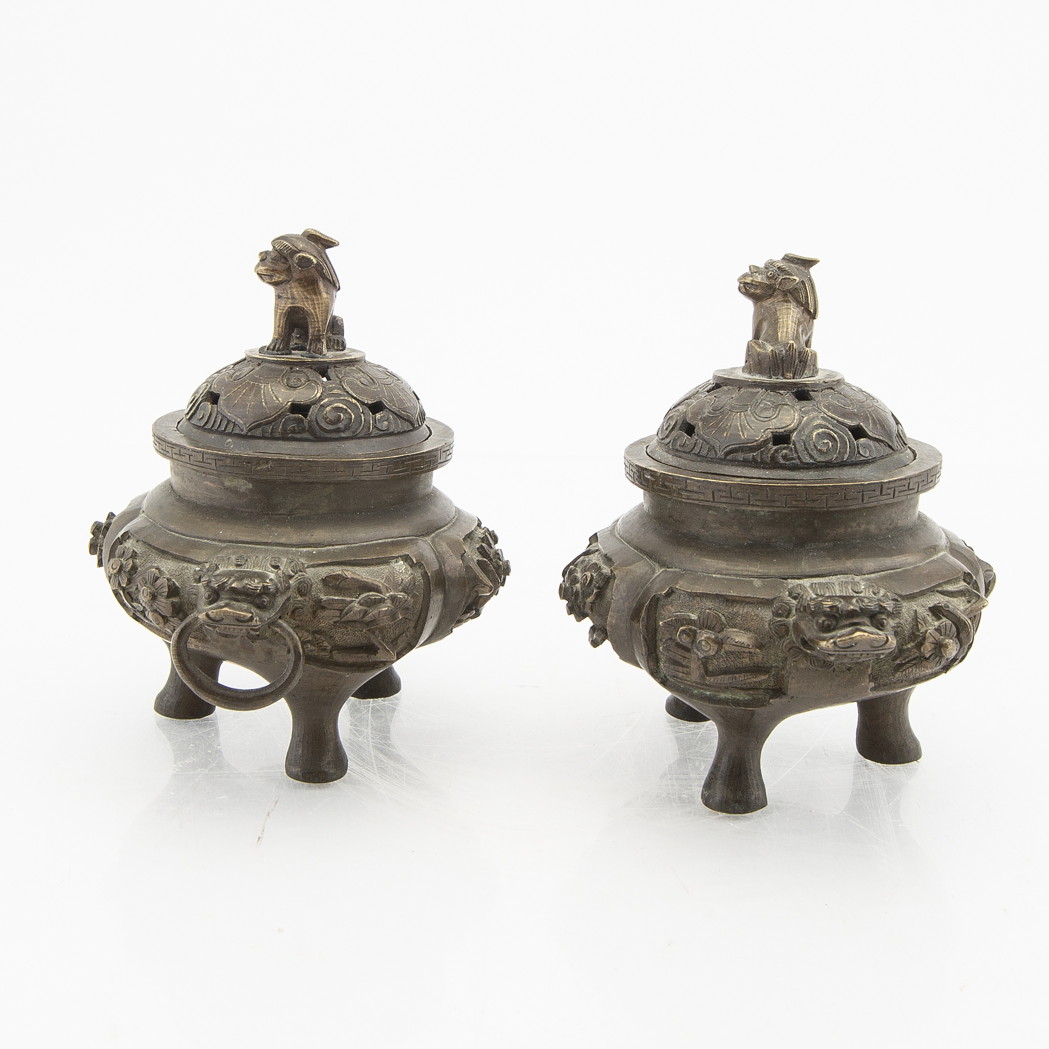 A pair of early 1900s bronze censers. - Bukowskis