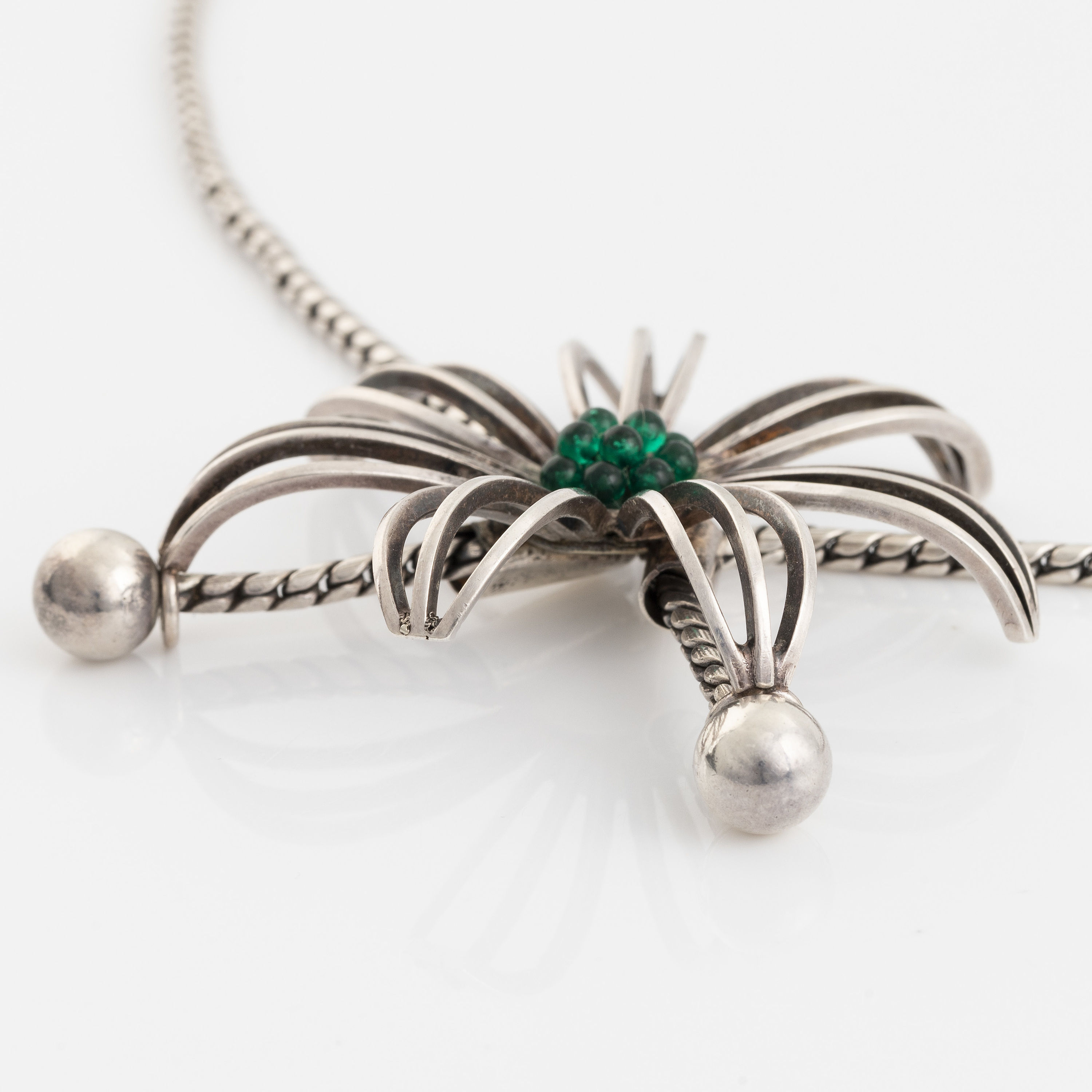 Silver flower necklace. - Bukowskis