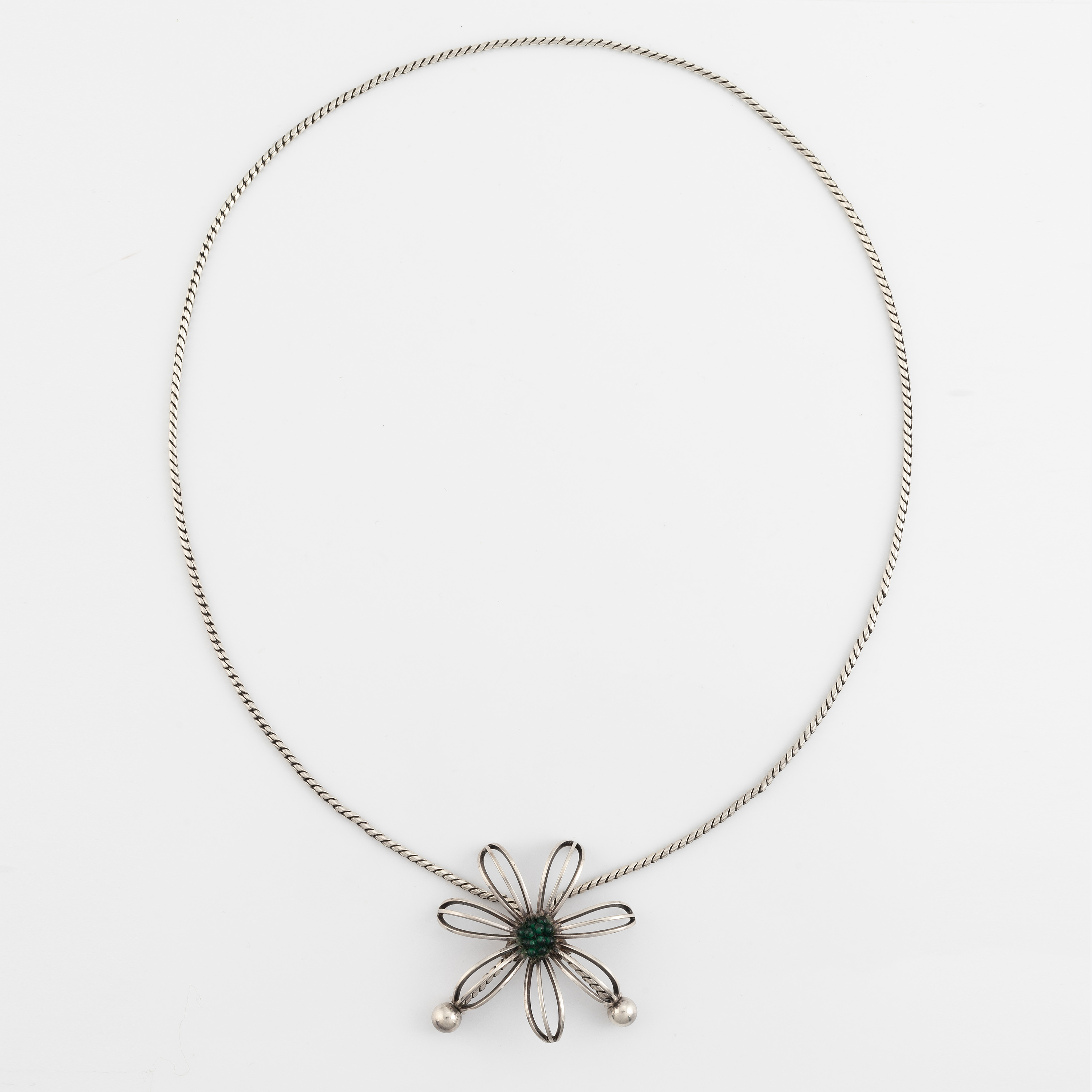 Silver flower necklace. - Bukowskis