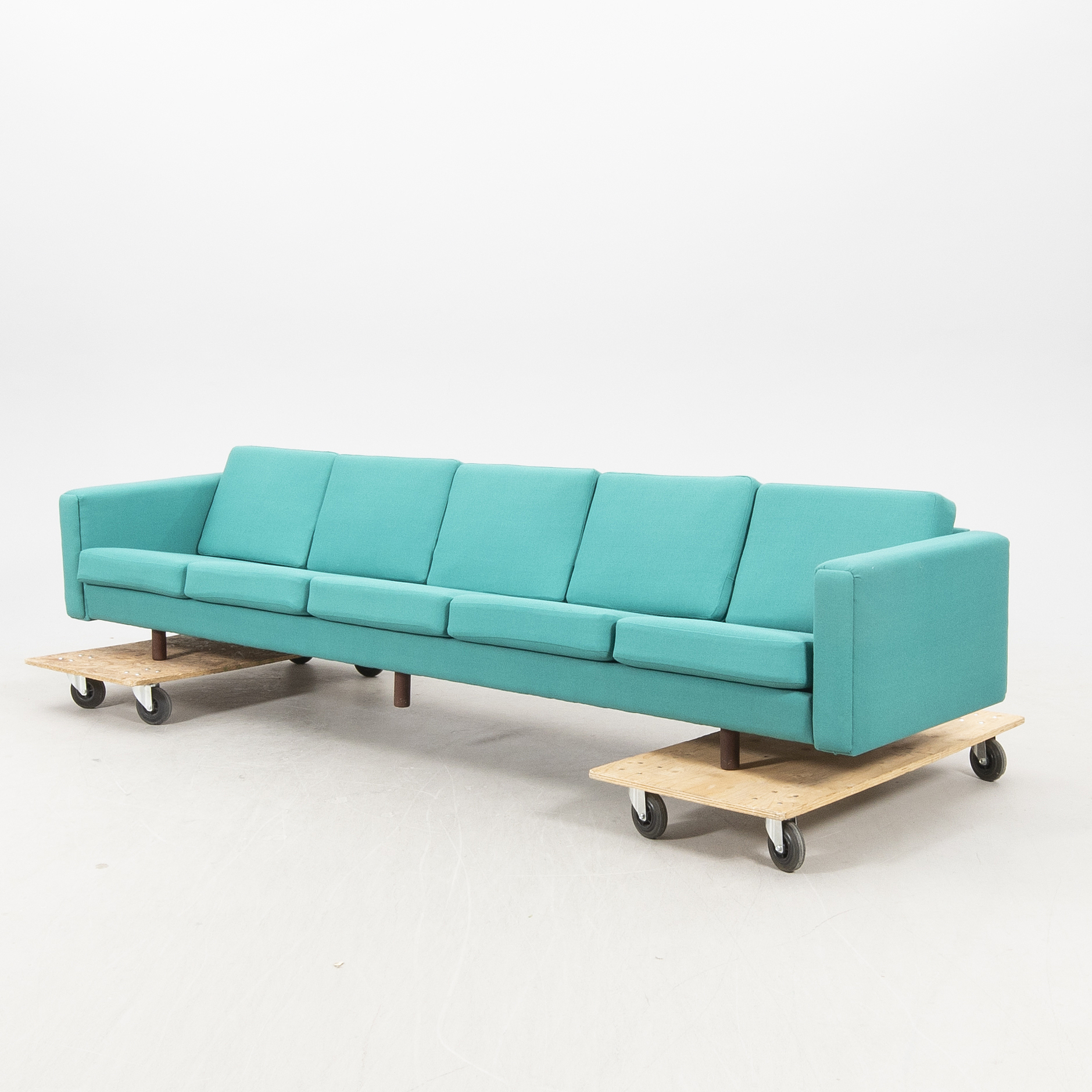 A five-seat sofa Denmark 1966 marked with paper label. - Bukowskis