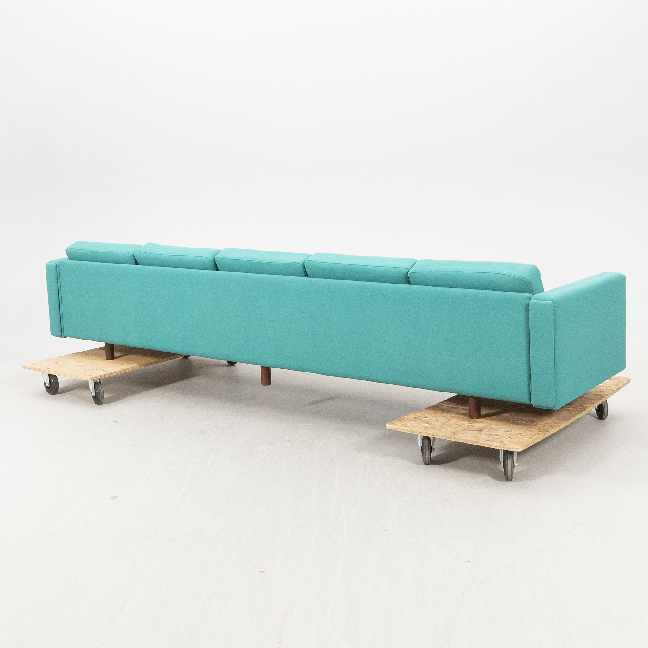 A five-seat sofa Denmark 1966 marked with paper label. - Bukowskis