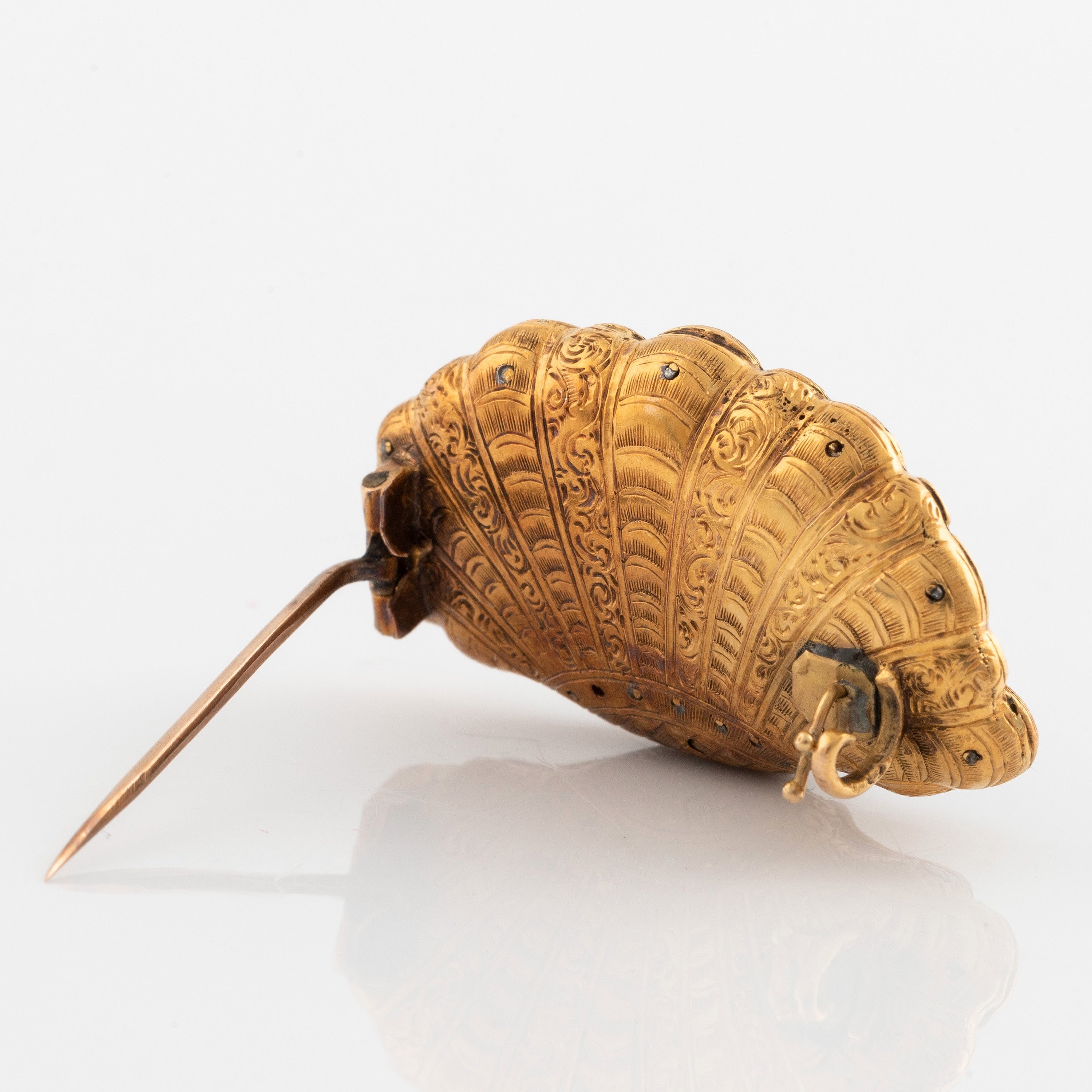 A Royal gold, enamel, pearl and rose cut diamond shell brooch. - Bukowskis