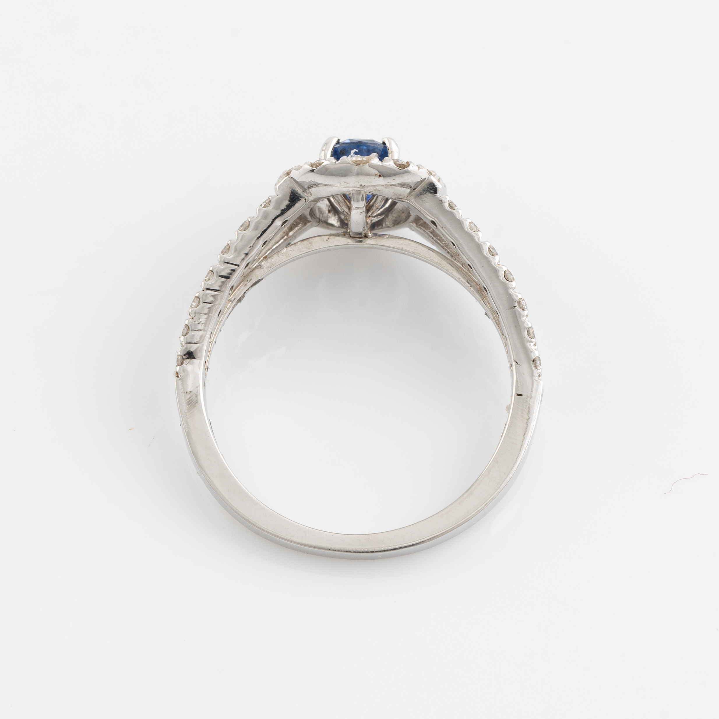 Oval sapphire and brilliant cut diamond ring. - Bukowskis