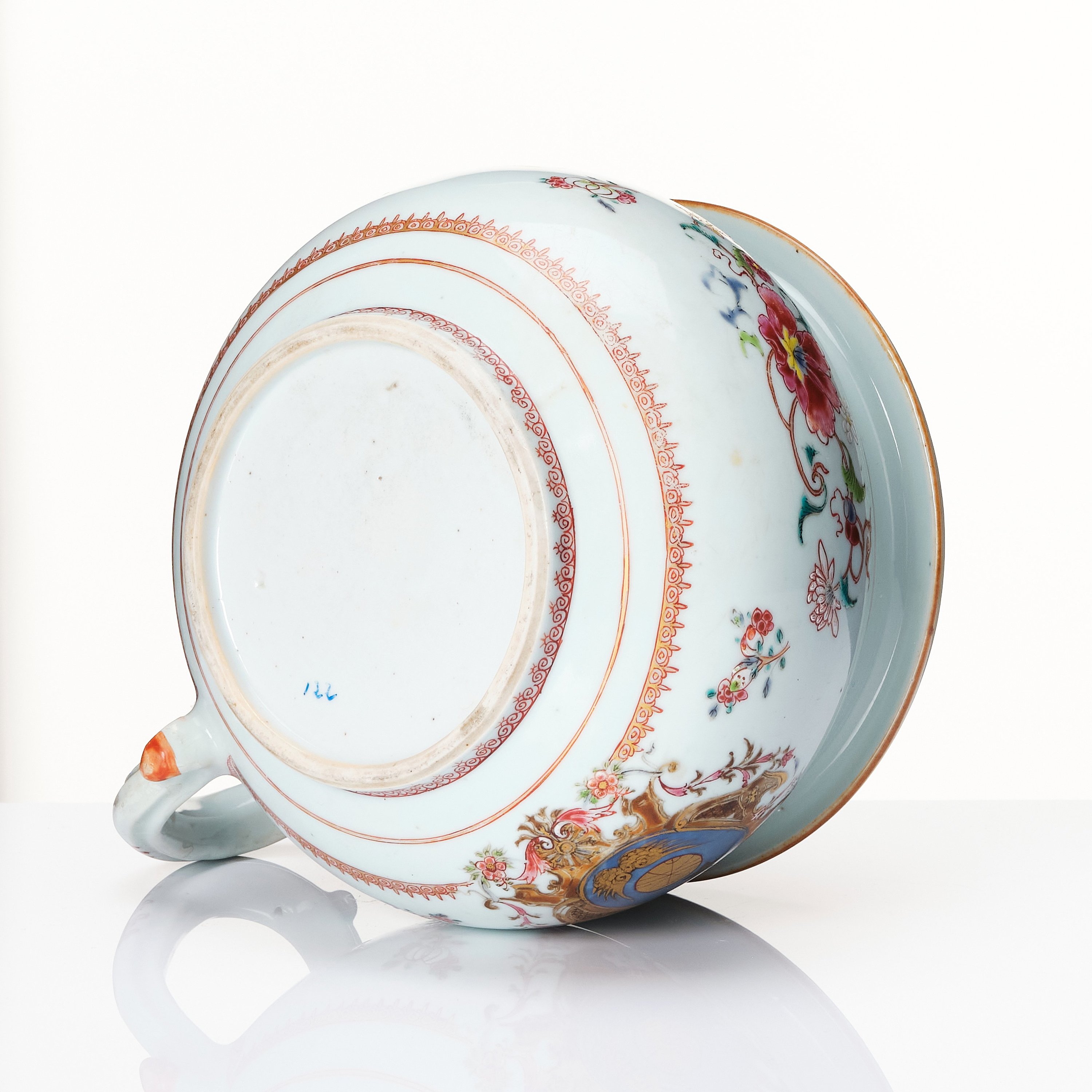 A Chinese Export chamber pot, Qing dynasty, Yongzheng, ca 1725. - Bukowskis