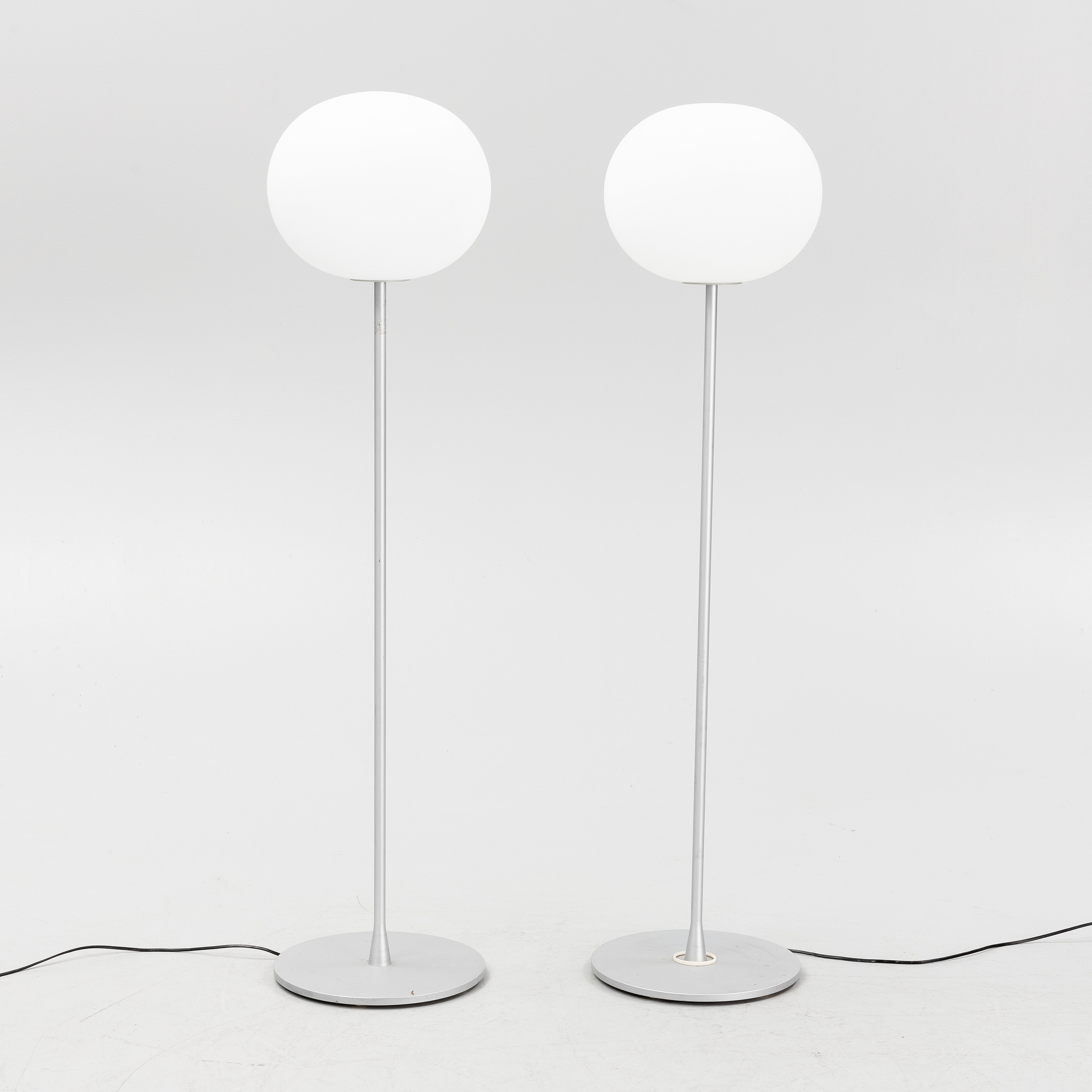 Jasper Morrison, golvlampor, ett par,"Glo-ball F1", FLOS, Italien. - Bukowskis