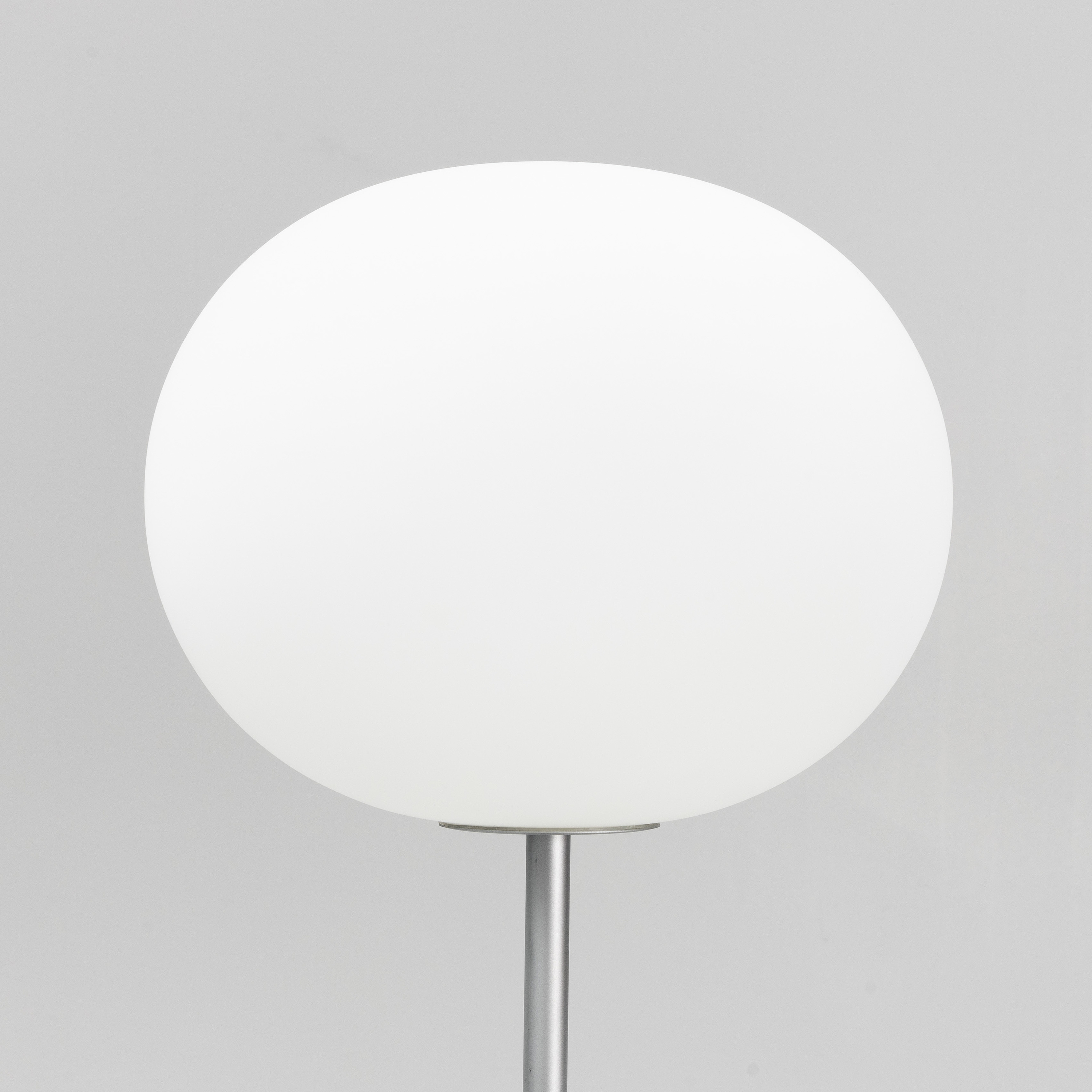 Jasper Morrison, golvlampor, ett par,"Glo-ball F1", FLOS, Italien. - Bukowskis