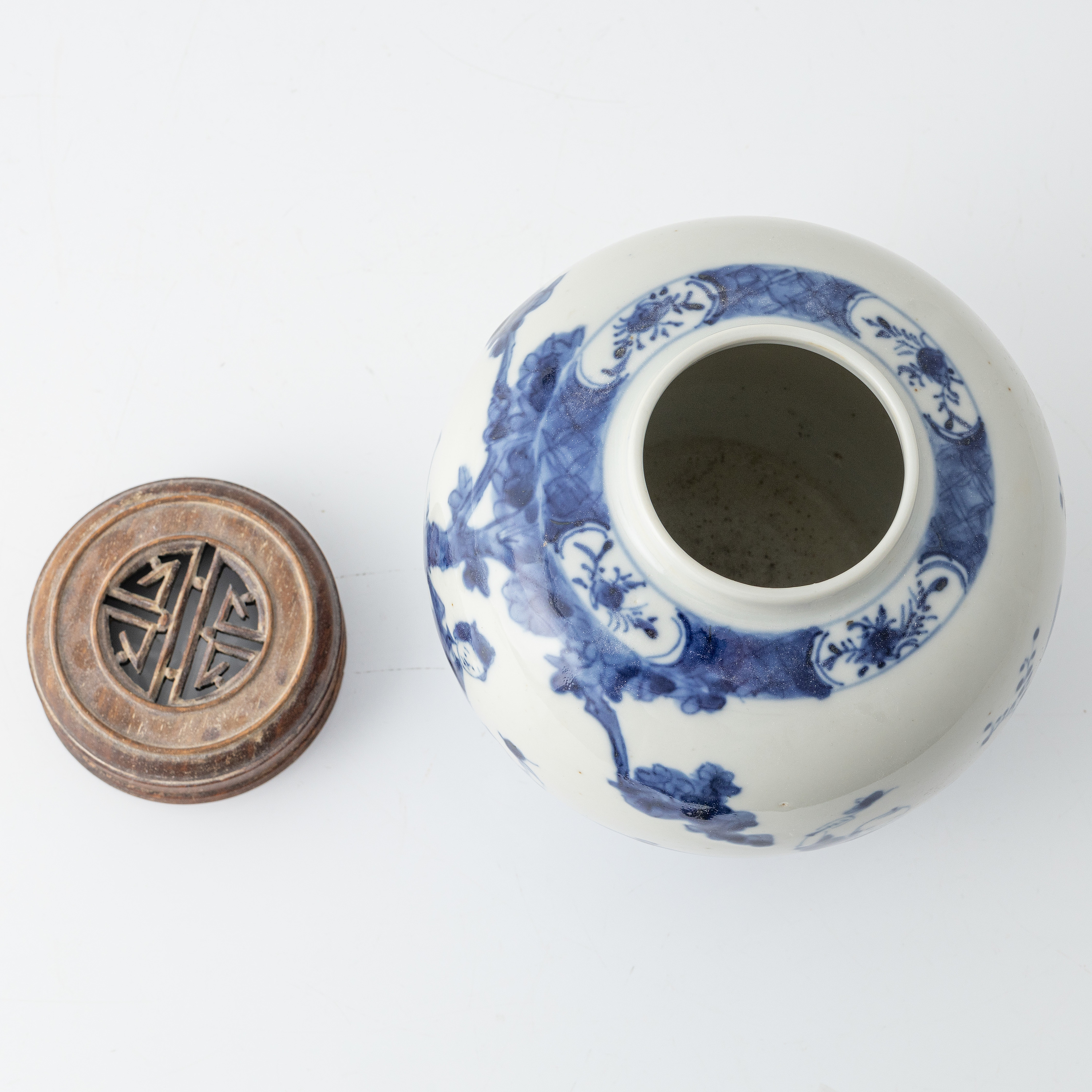 A blue-and white ginger pot, 19th century. - Bukowskis