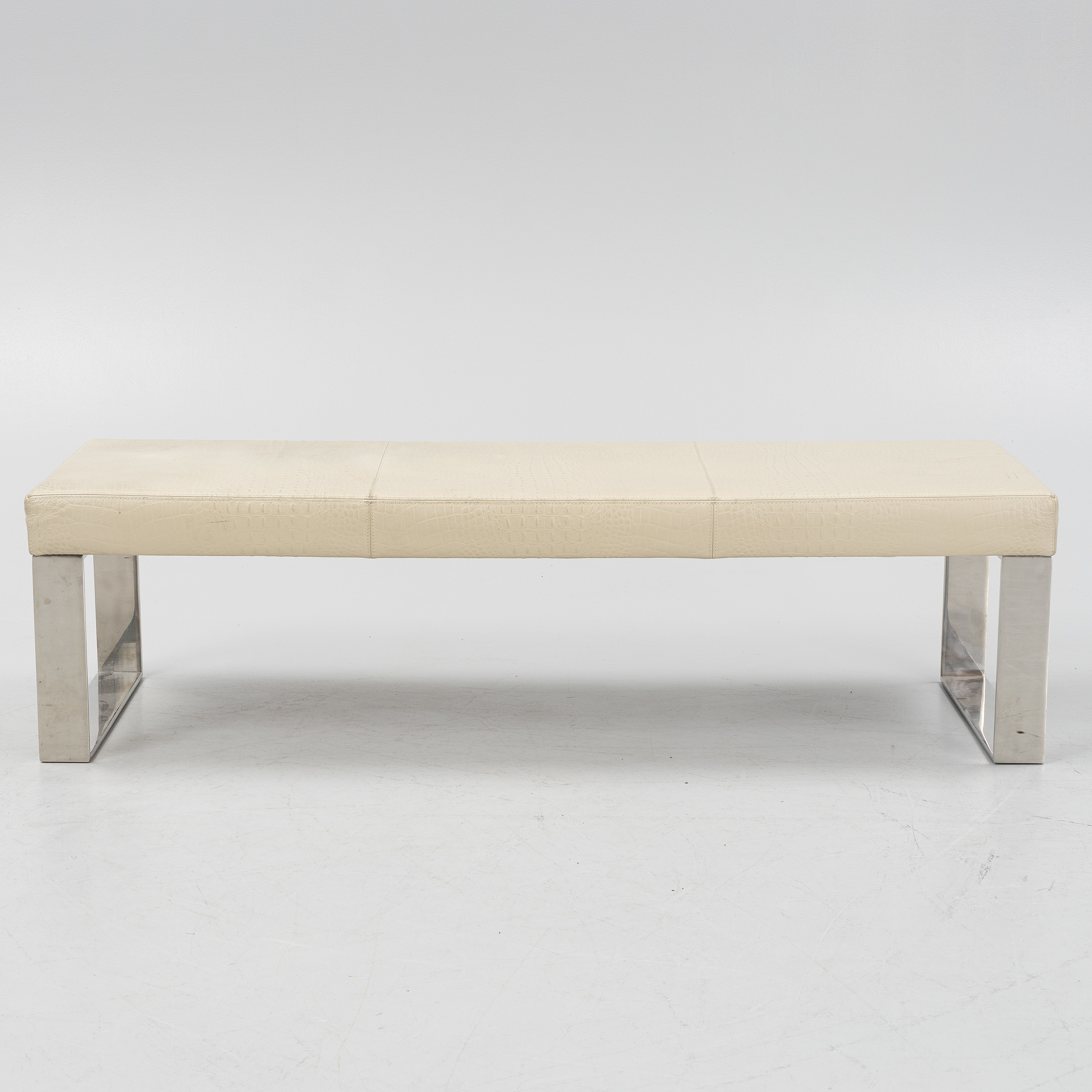 A contemporary leather upholstered bench, - Bukowskis