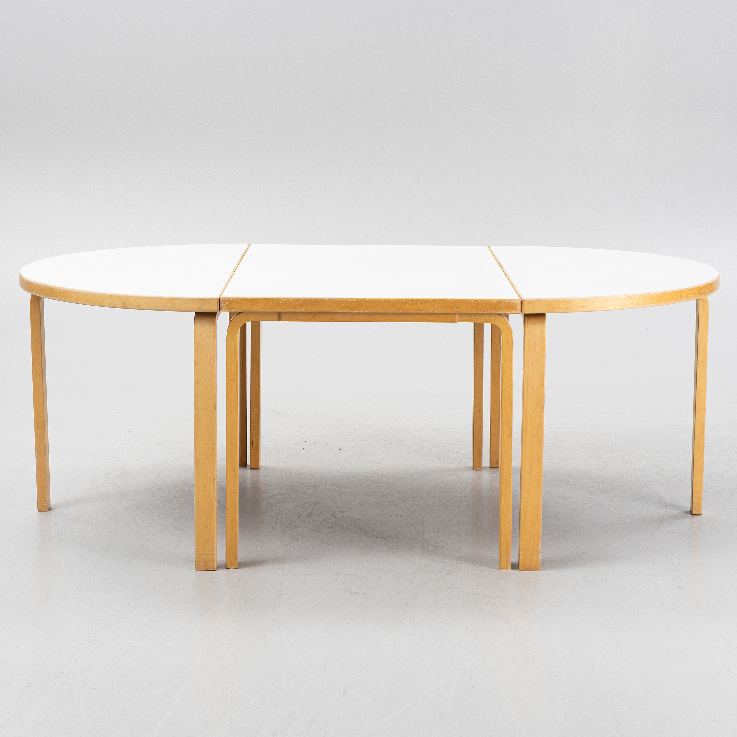 Alvar Aalto, matbord, modellnr 95 samt 81b, Artek, Finland (3 delar). - Bukowskis