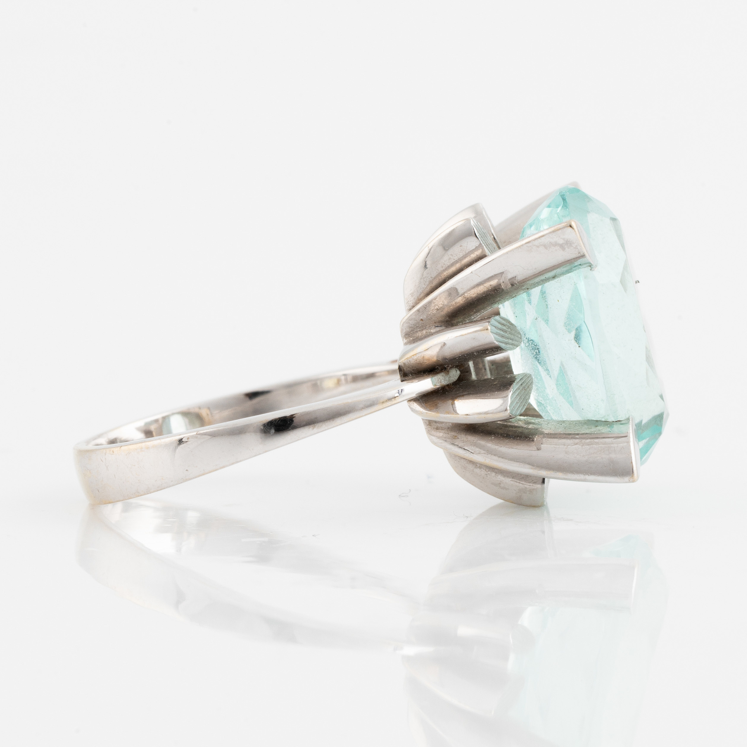 Ring vitguld med ovalslipad akvamarin. - Bukowskis