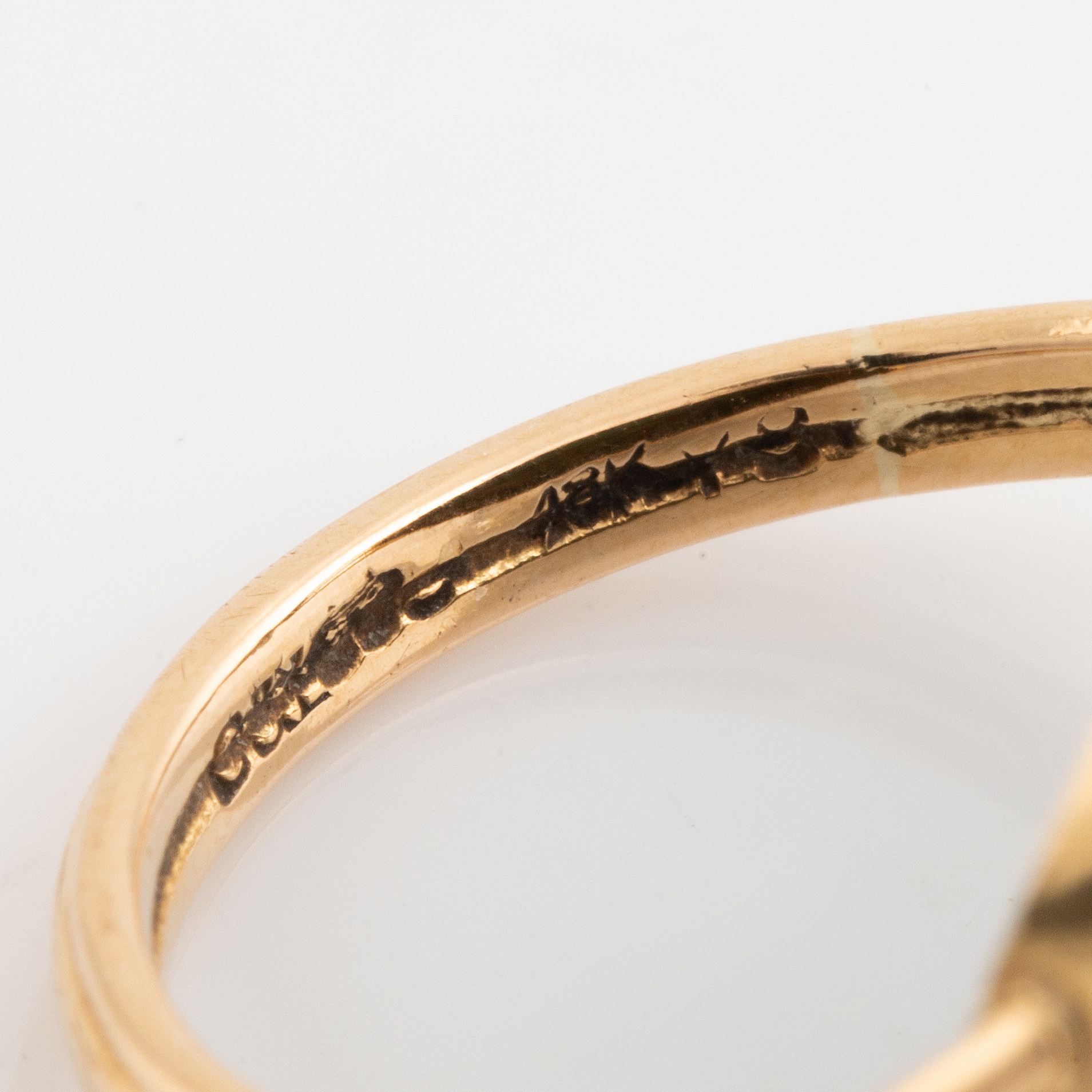 Ring guld med grön graverad sten. - Bukowskis