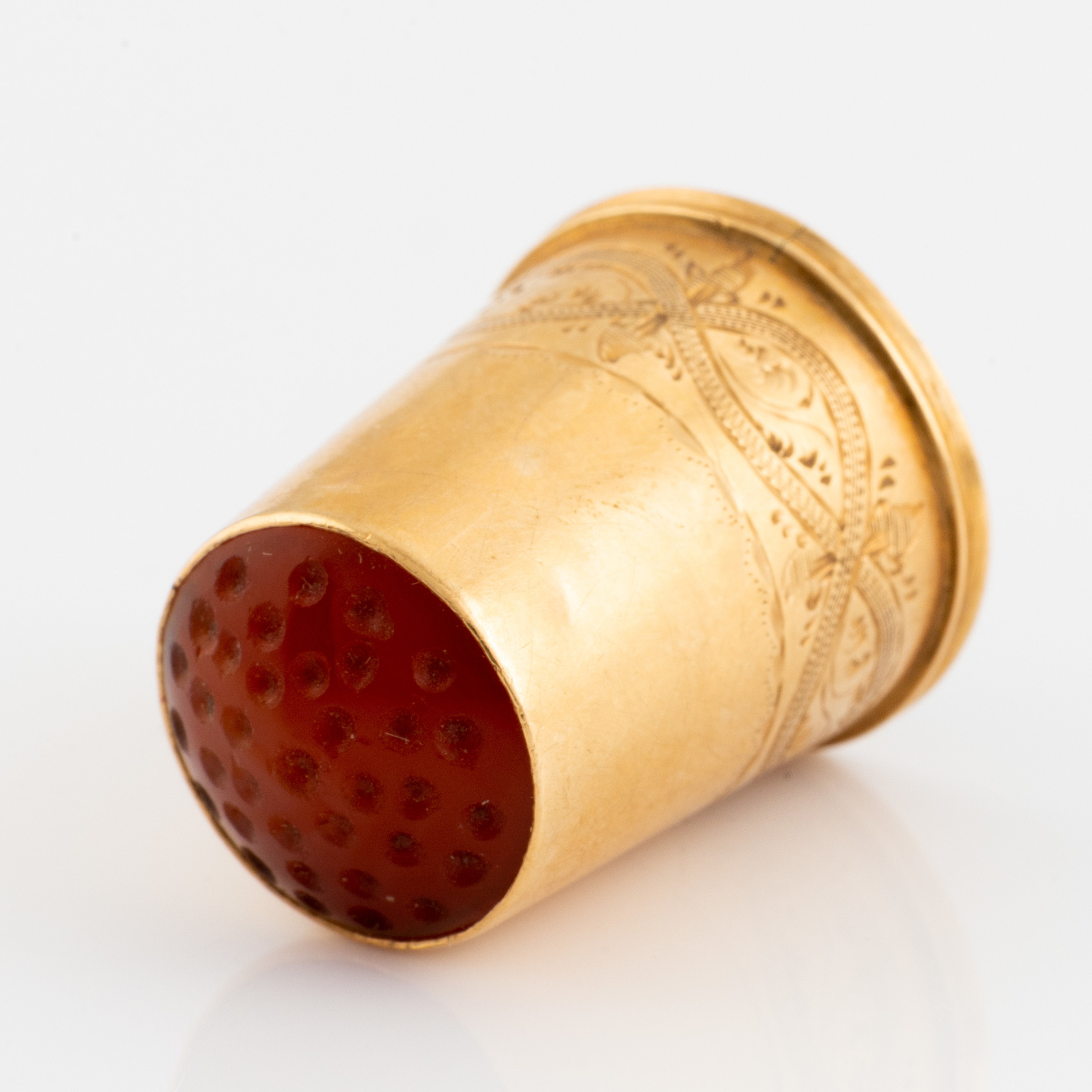 Fingerborg, 18K guld med karneol. - Bukowskis