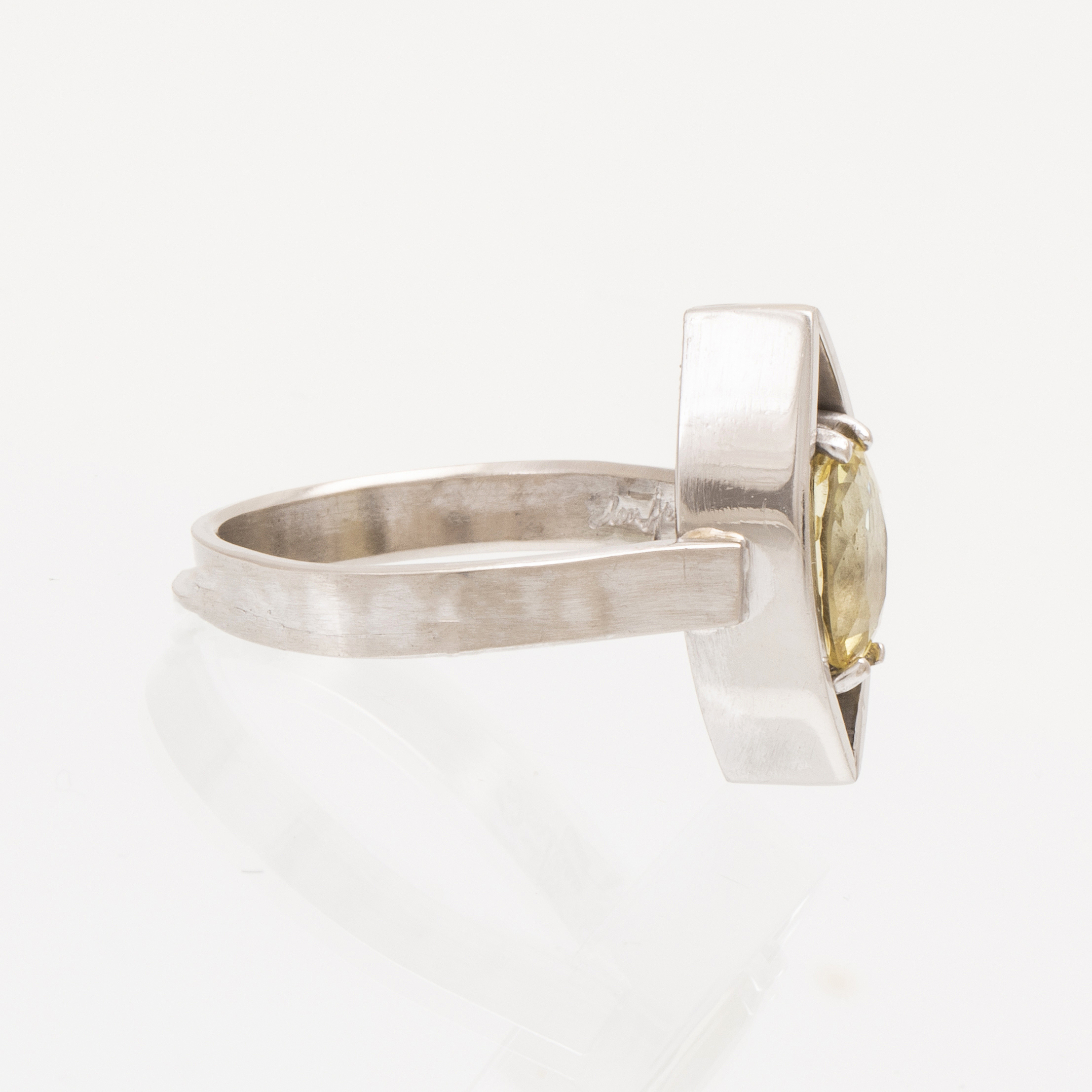 Elon Arenhill, Ring 18K vitt guld och heliodor, Malmö 2011. - Bukowskis